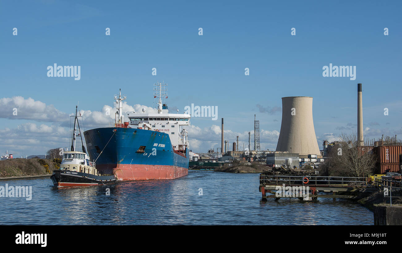 Manchester ship canal stanlow oil hi-res stock photography and images ...