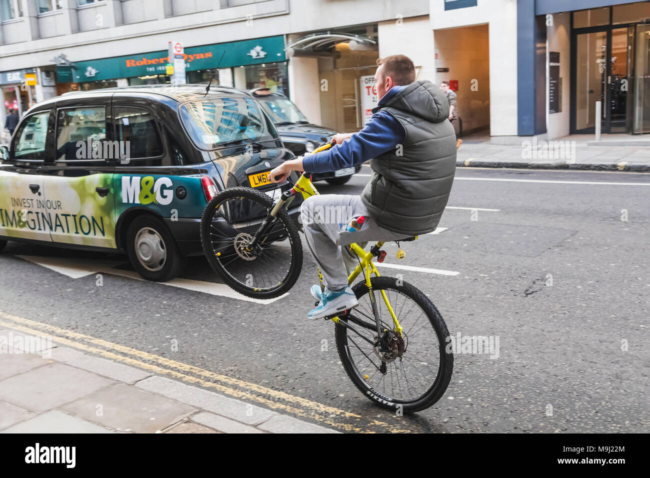 London cyclist cycling hi-res stock photography and images - Alamy