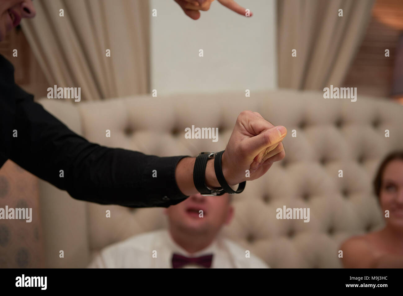 Magician shows trick at wedding ceremony Stock Photo - Alamy
