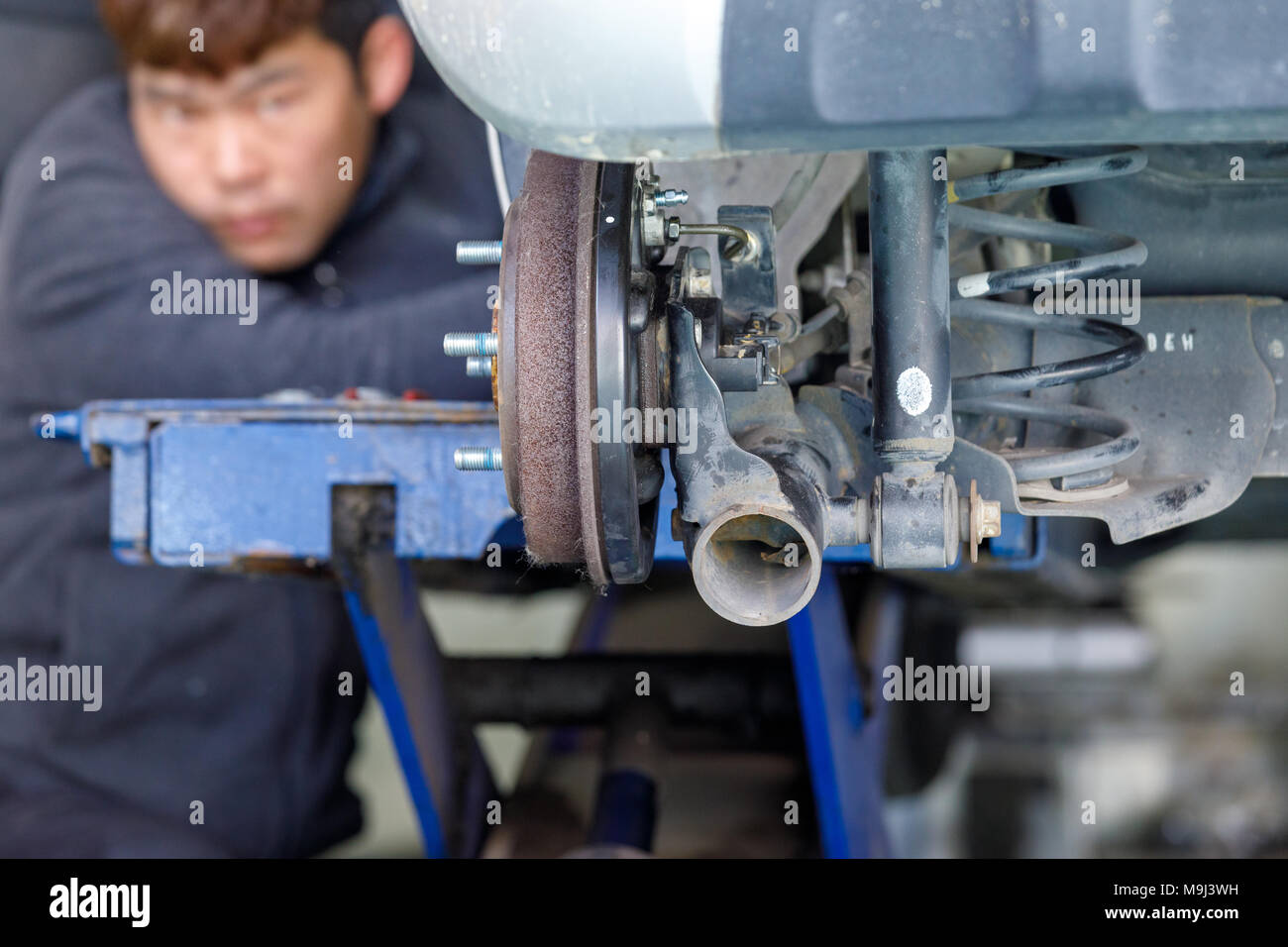 Car mechanic working at automotive service center Stock Photo - Alamy