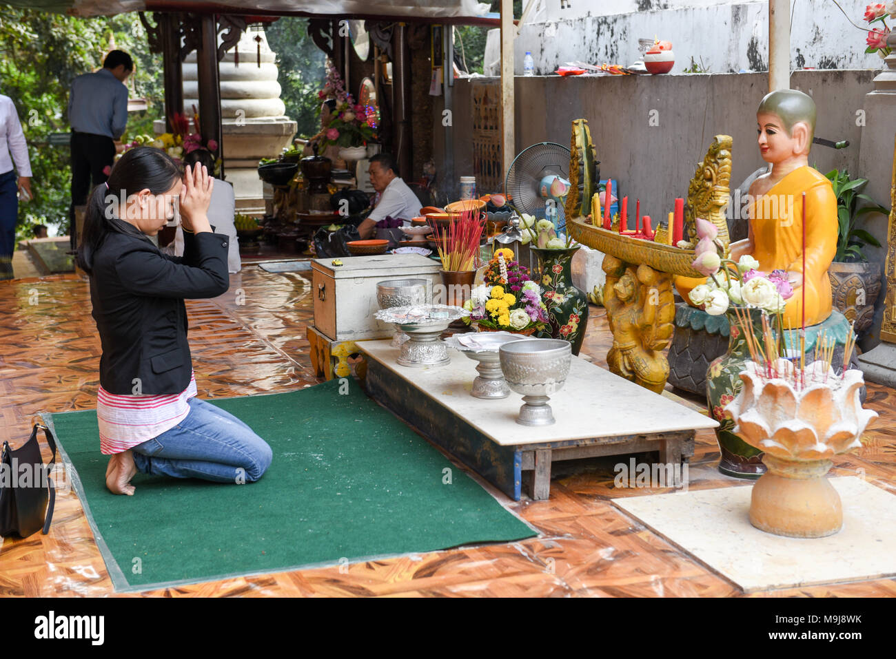 Cambodia praying hi-res stock photography and images - Alamy