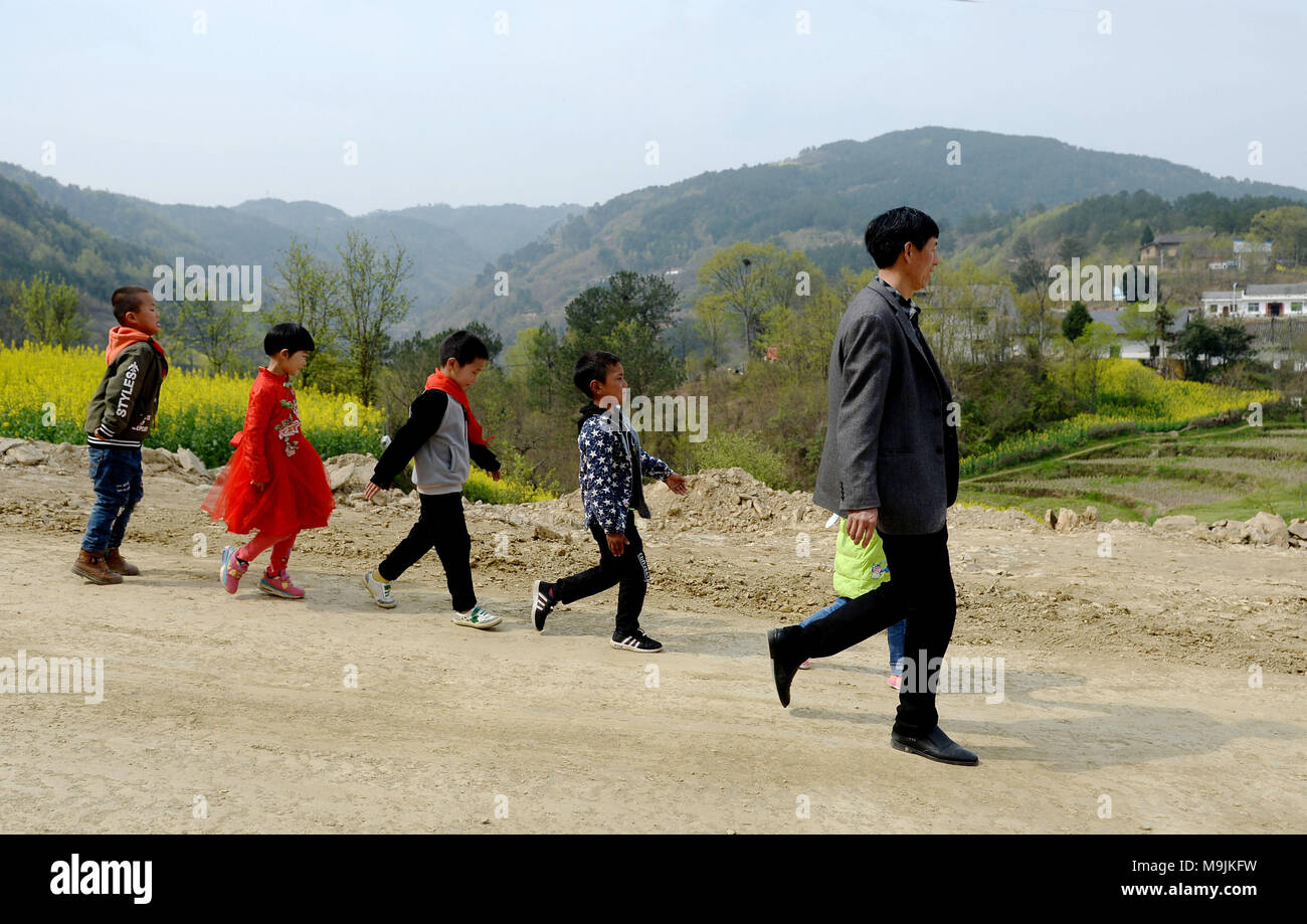 (180327) -- PINGLI, March 27, 2018 (Xinhua) -- Teacher Ye Shiping sends ...