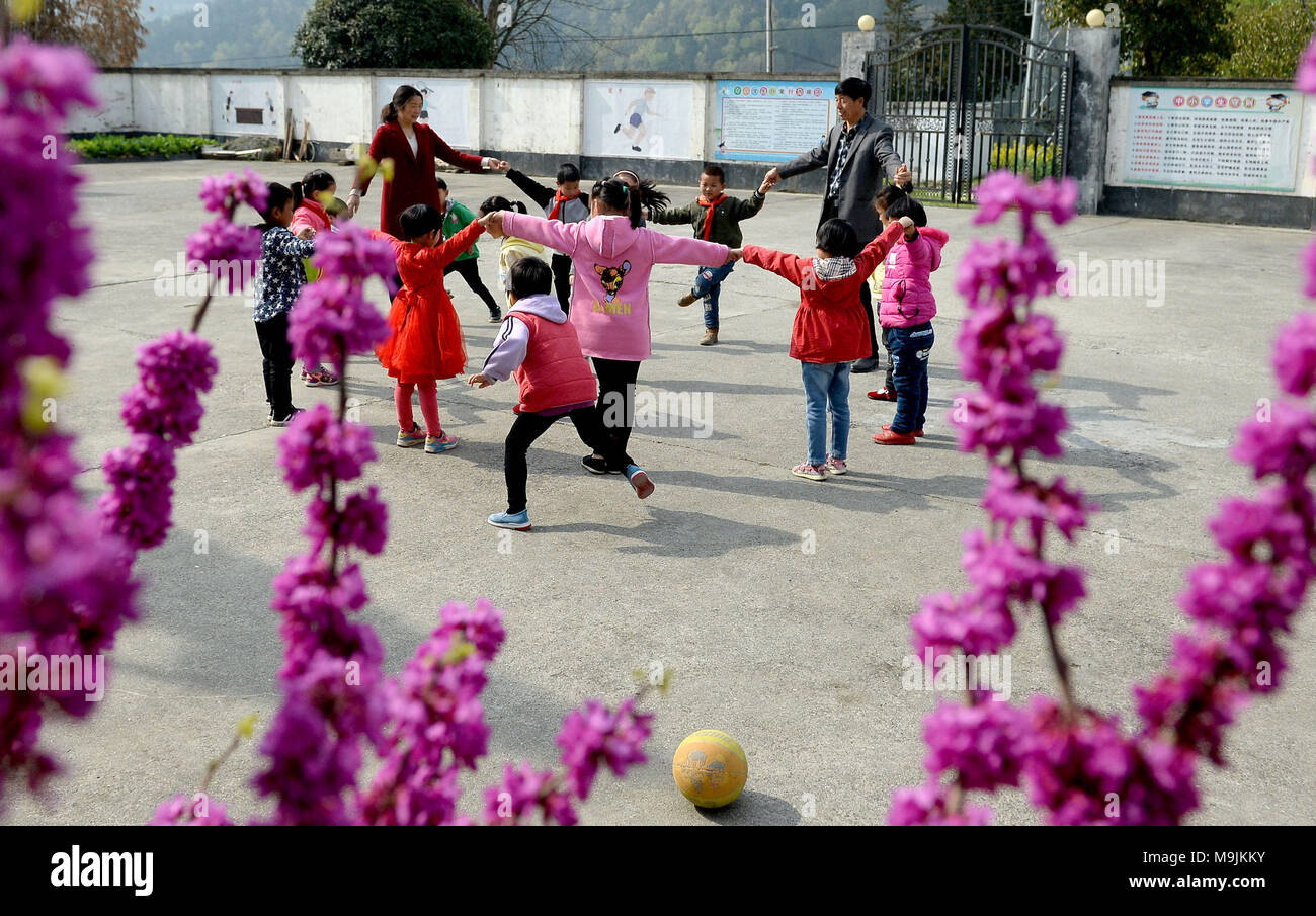 (180327) -- PINGLI, March 27, 2018 (Xinhua) -- Teacher Ye Shiping and ...