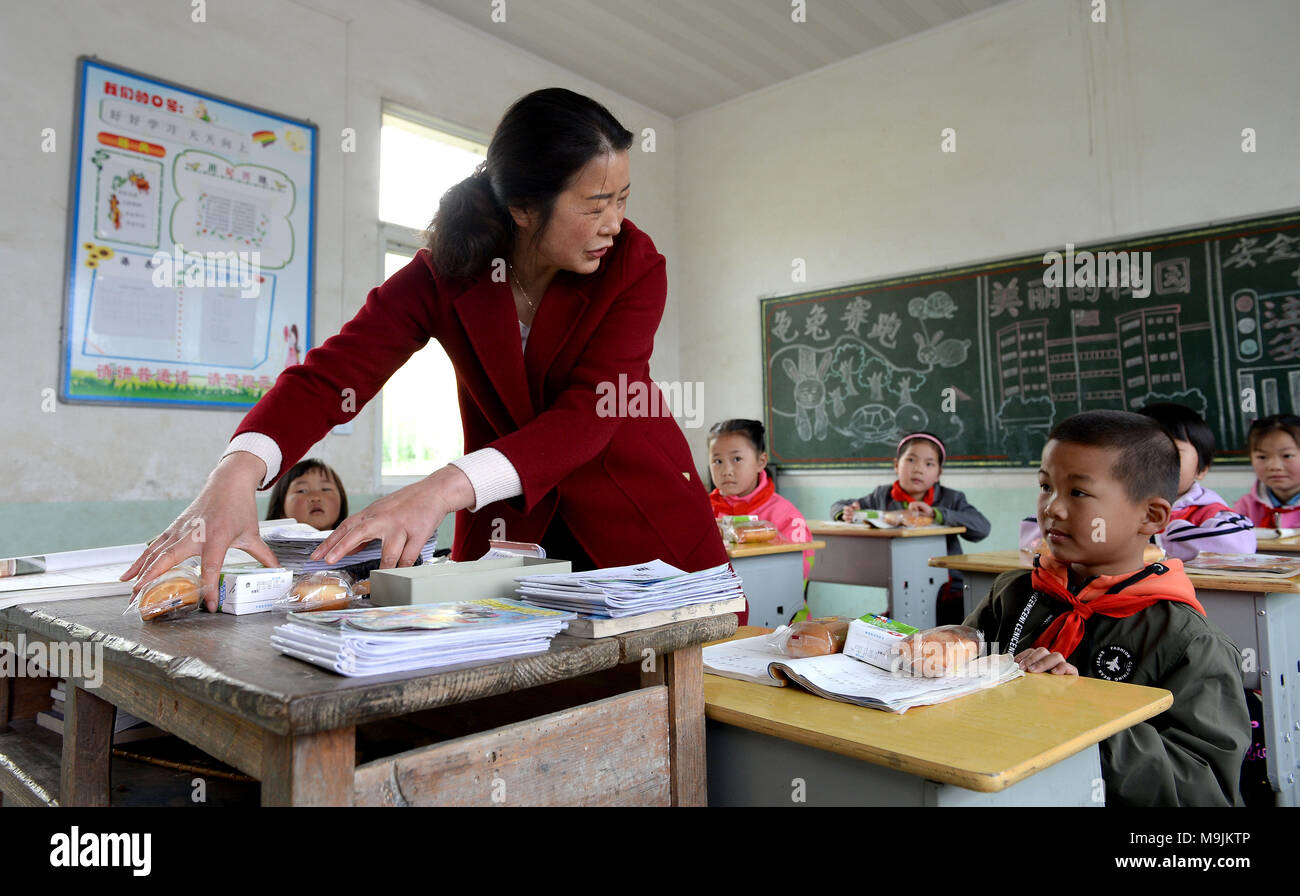 (180327) -- PINGLI, March 27, 2018 (Xinhua) -- Li Zhaoqiong, wife of Ye ...