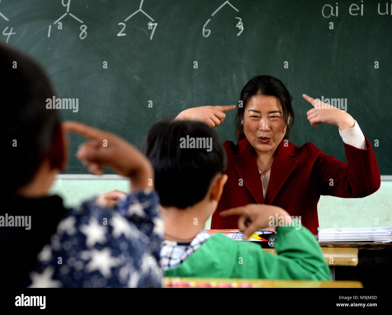 (180327) -- PINGLI, March 27, 2018 (Xinhua) -- Li Zhaoqiong, wife of Ye ...