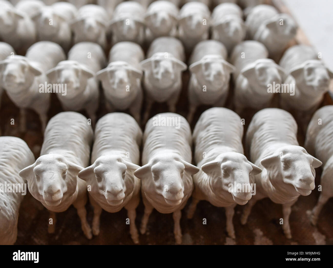 Paper mache sheep hi-res stock photography and images - Alamy