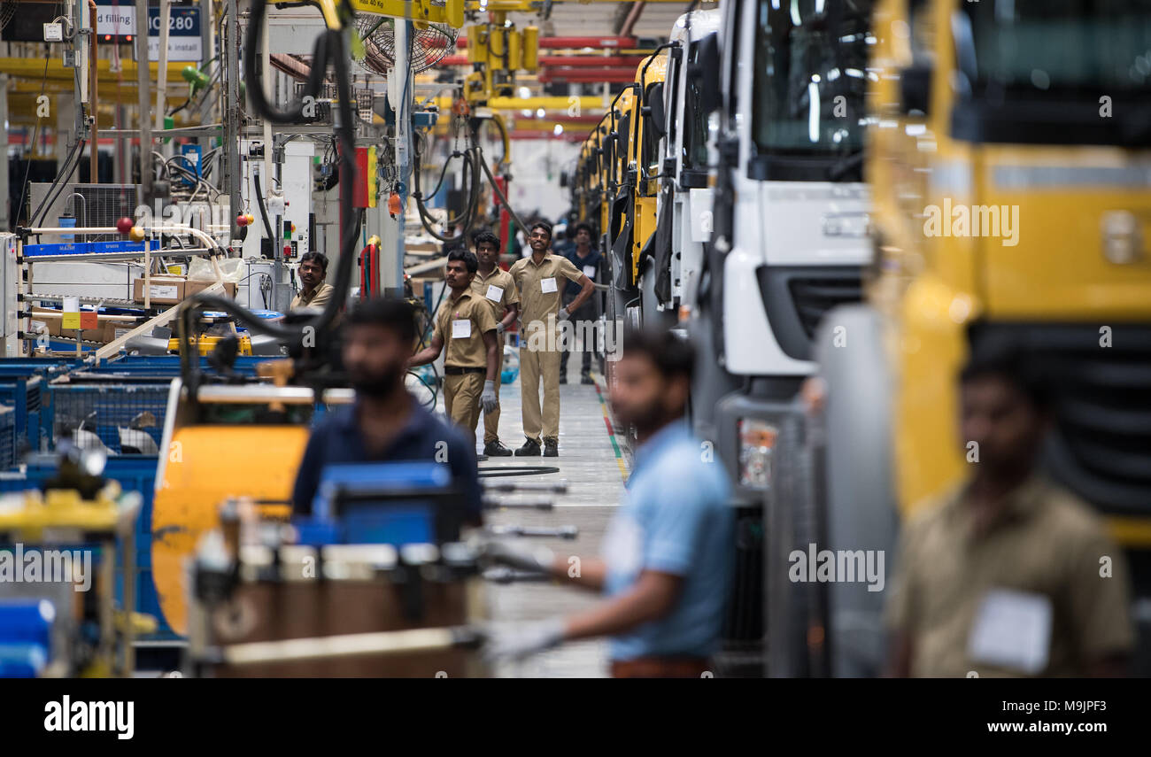 25 March 2018, Germany, Chennai: Workers standing in the factory of car ...
