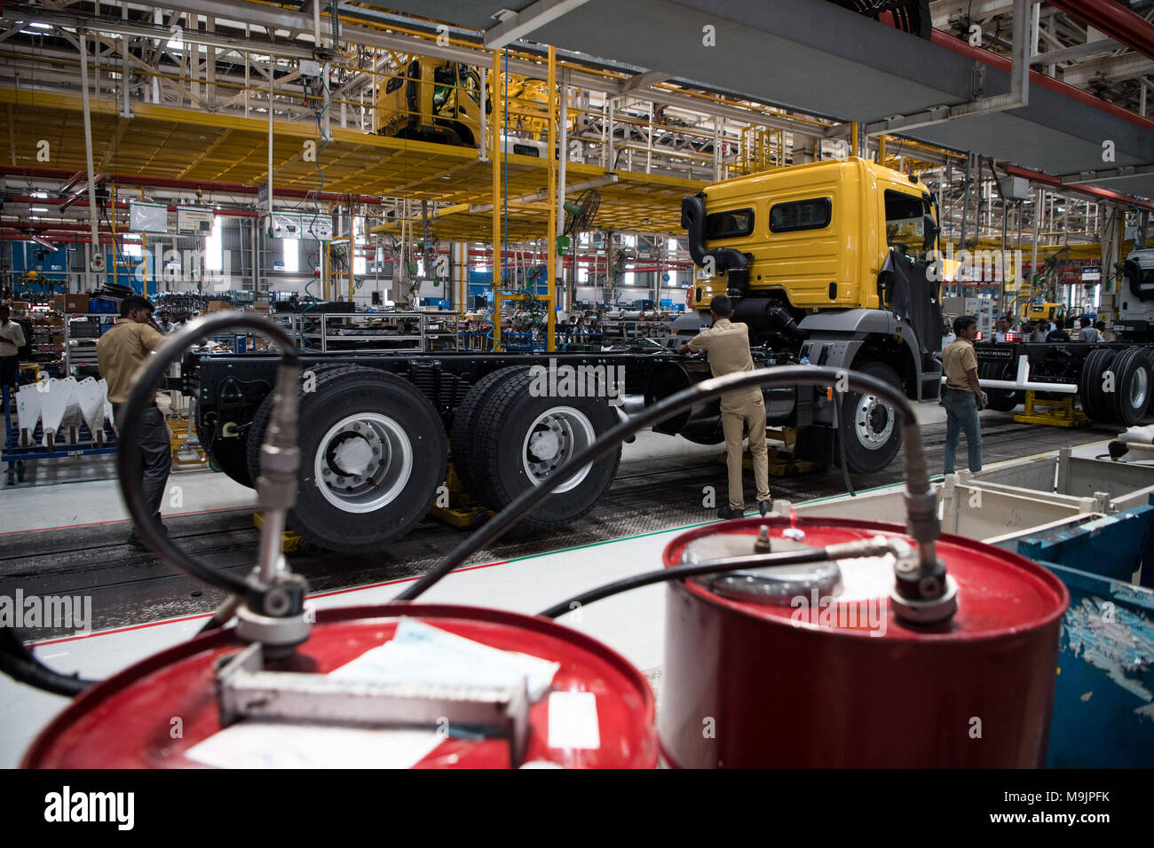 25 March 2018, Germany, Chennai: Workers standing in the factory of car ...