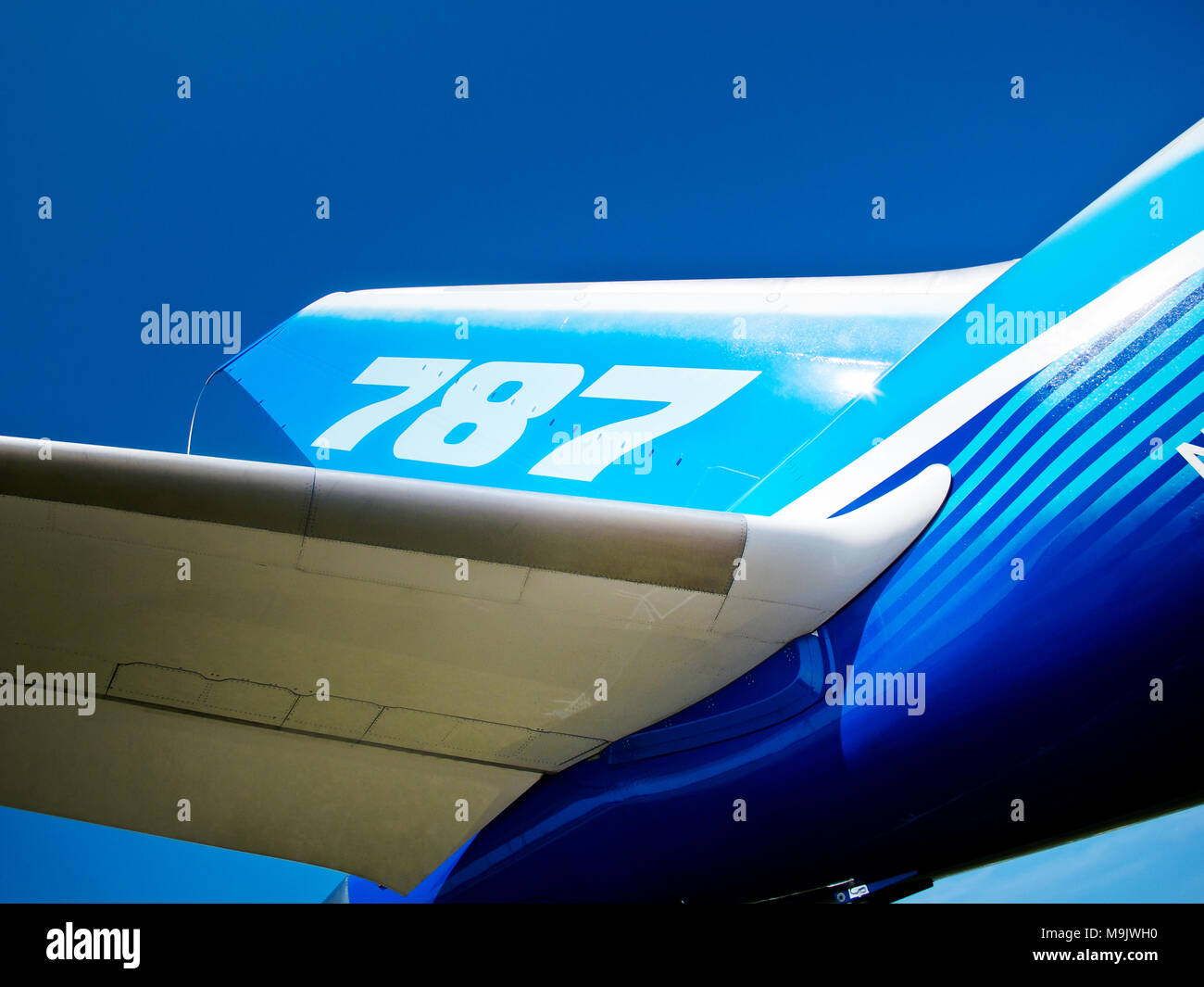 Boeing 787 dreamliner wing hi-res stock photography and images - Alamy