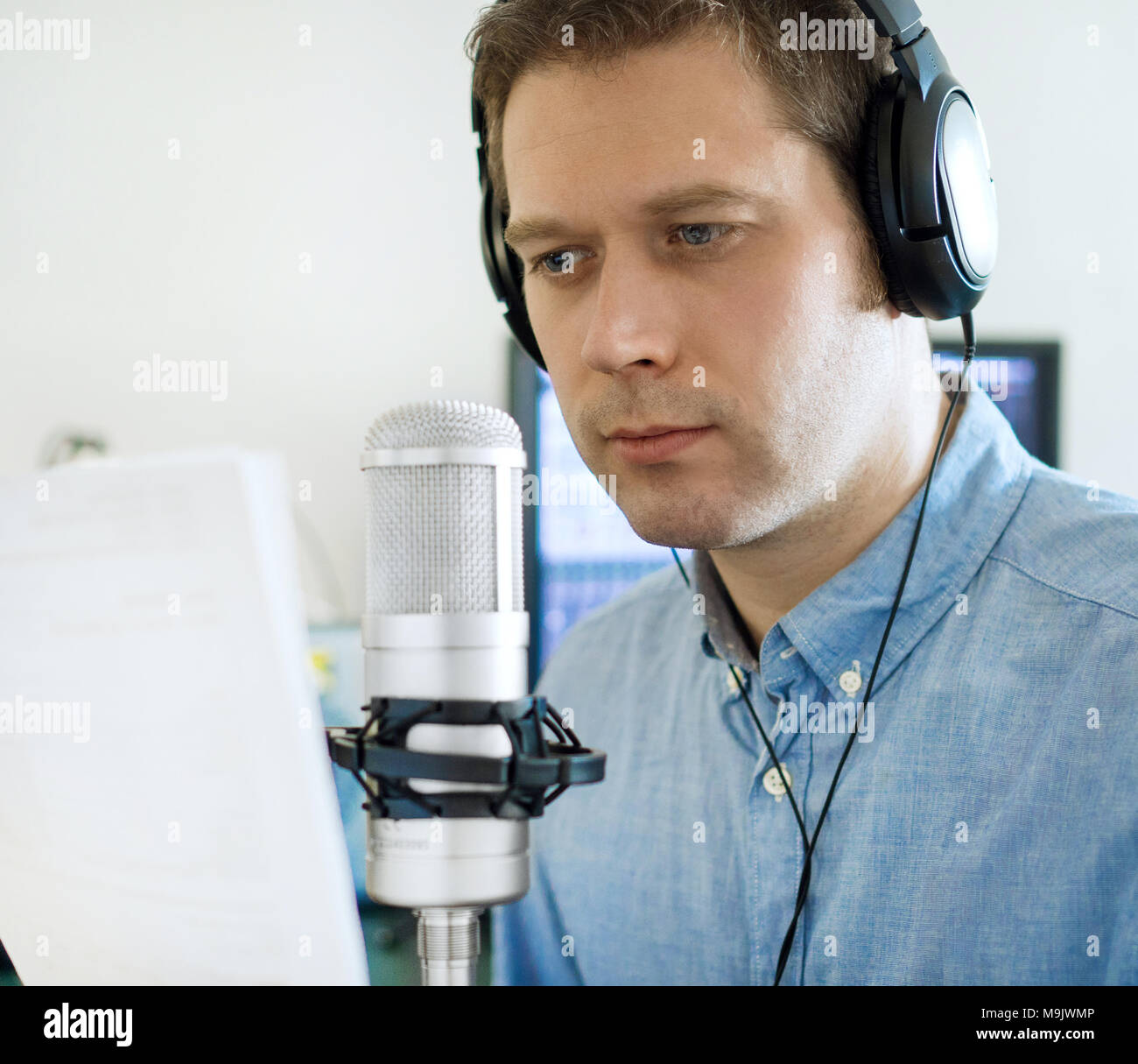 Male newscaster hi-res stock photography and images - Alamy