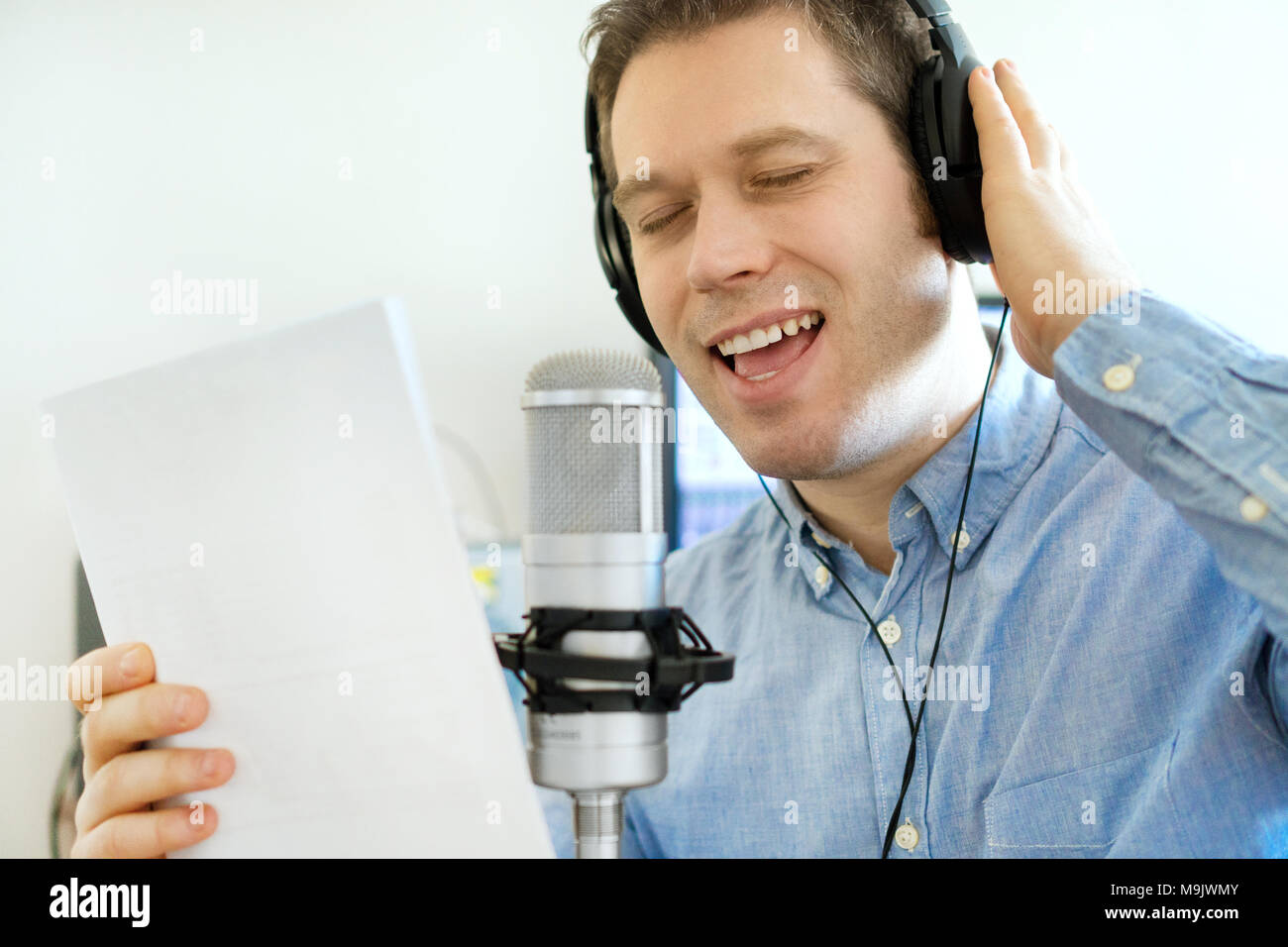 Condenser microphone vocalist hi-res stock photography and images - Alamy