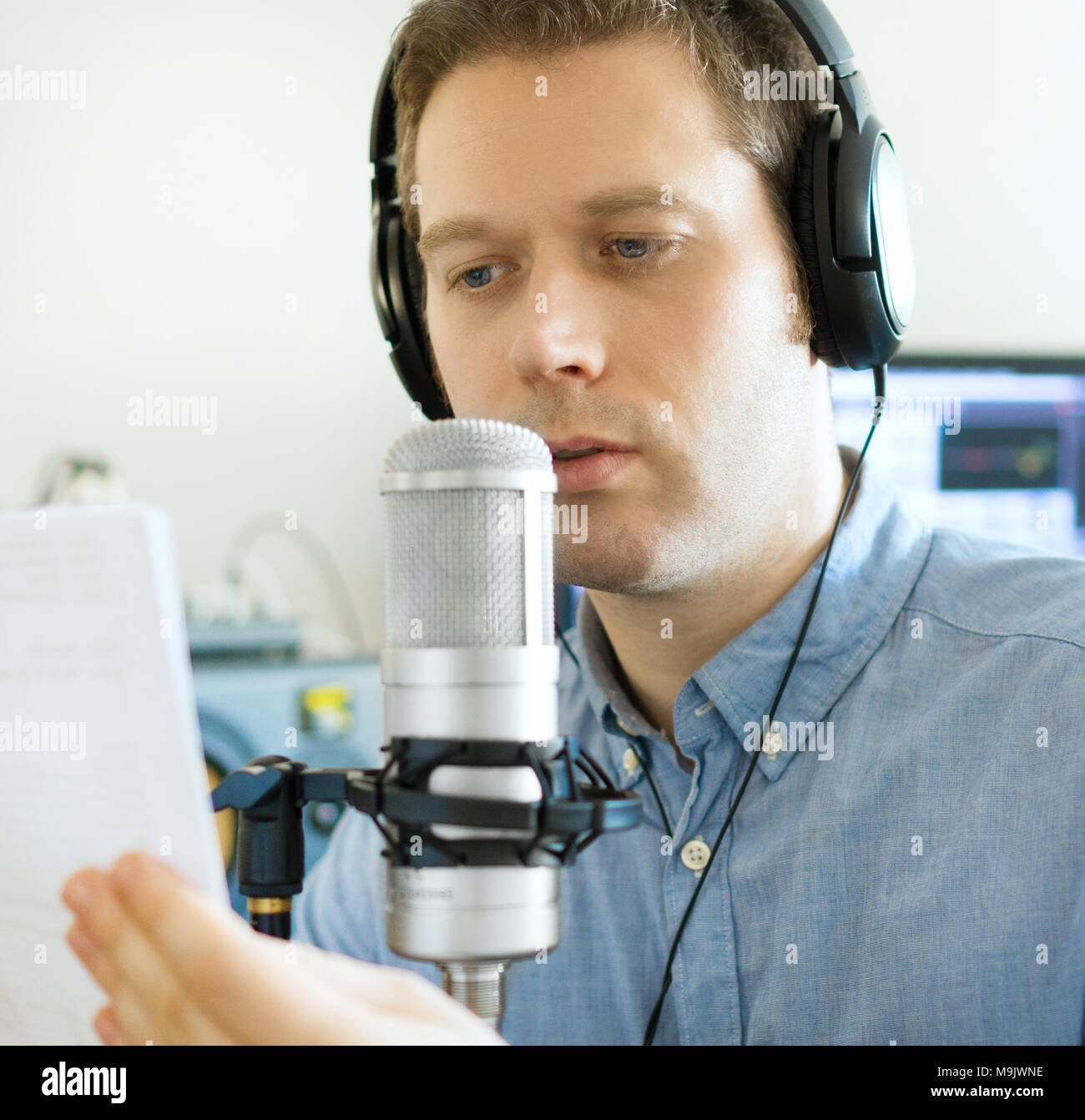 Radio presenter microphone man hi-res stock photography and images - Alamy