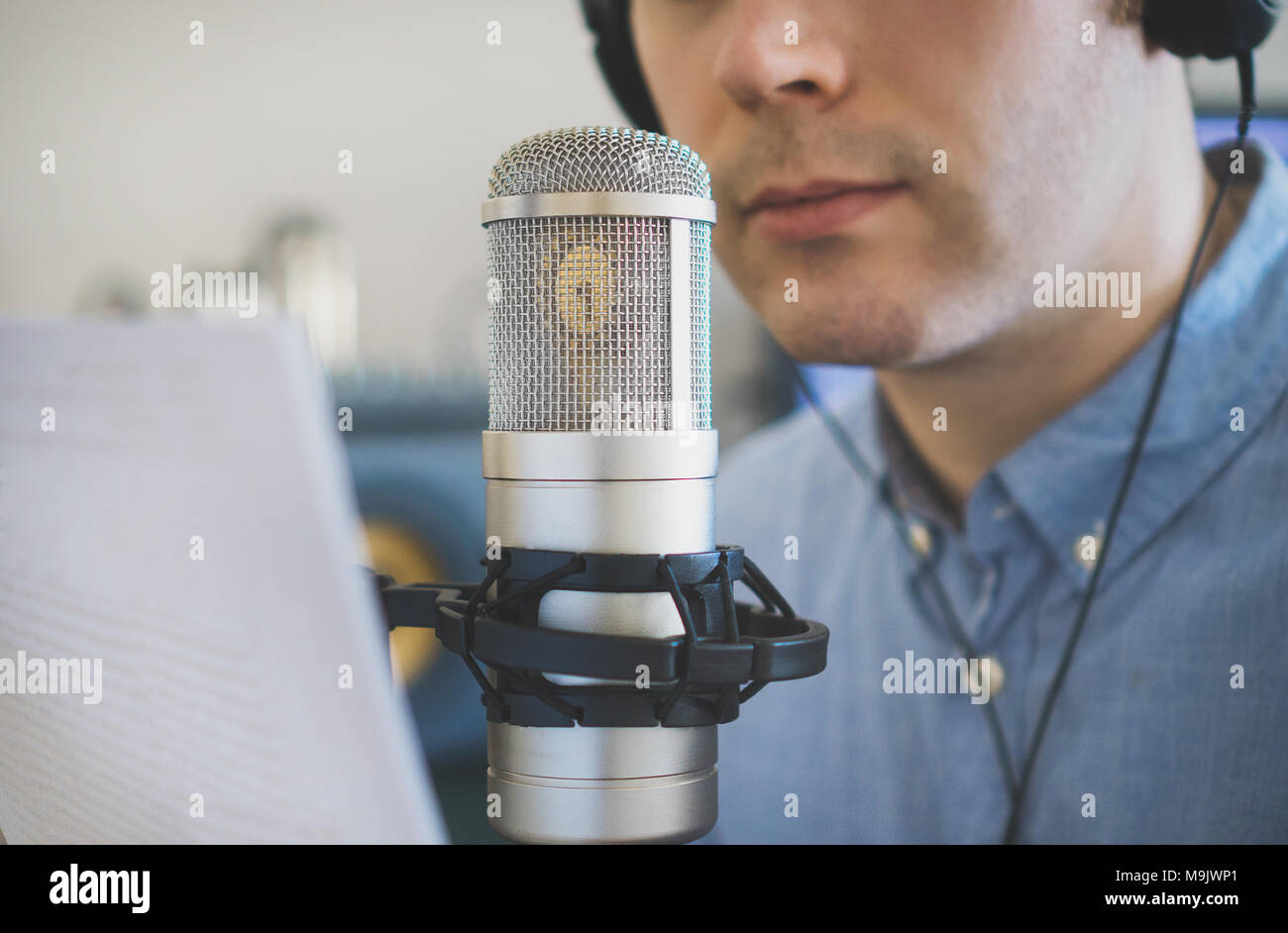 Radio presenter microphone man hi-res stock photography and images - Alamy