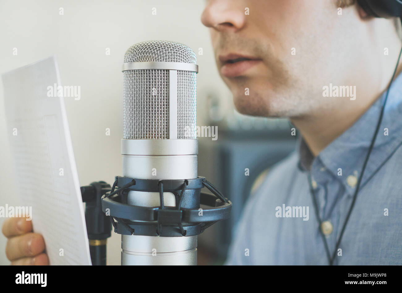 Radio presenter microphone man hi-res stock photography and images - Alamy