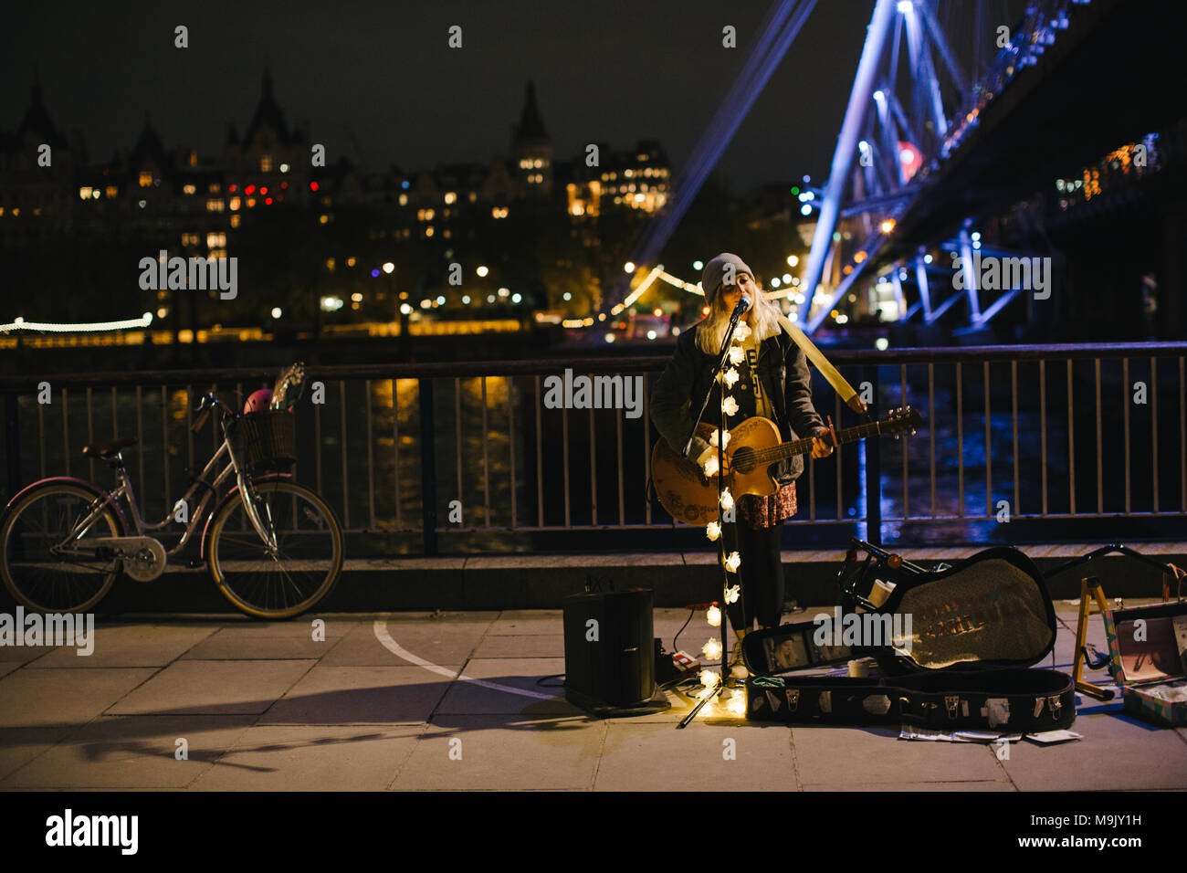 Thames street performer busker hi-res stock photography and images - Alamy