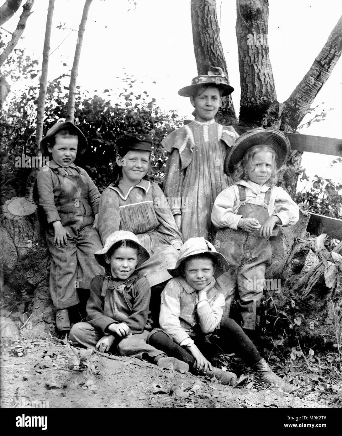 Friendship boys vintage hi-res stock photography and images - Alamy