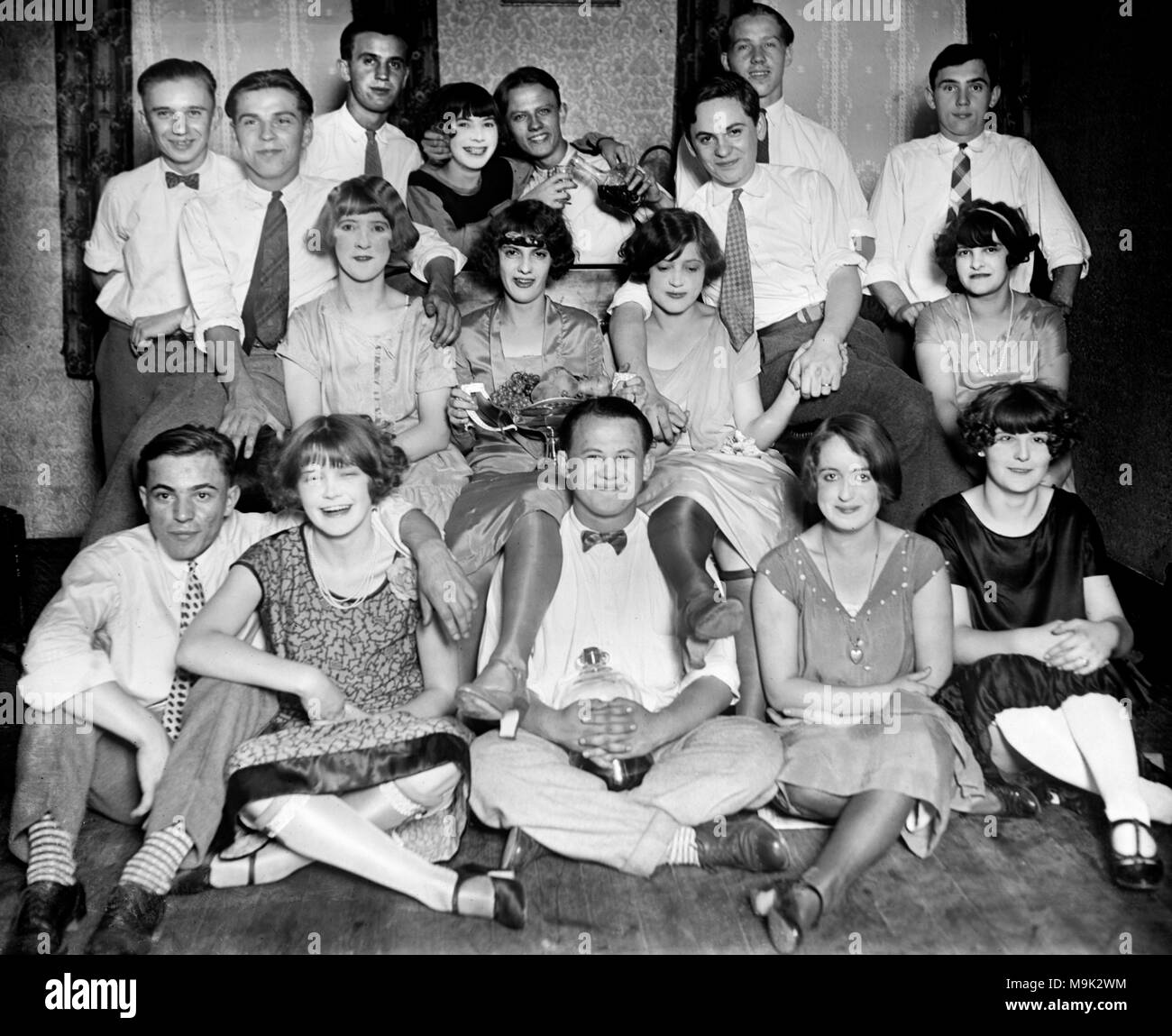 Young people drink bootleg booze during Prohibition in Chicago in 1927 ...