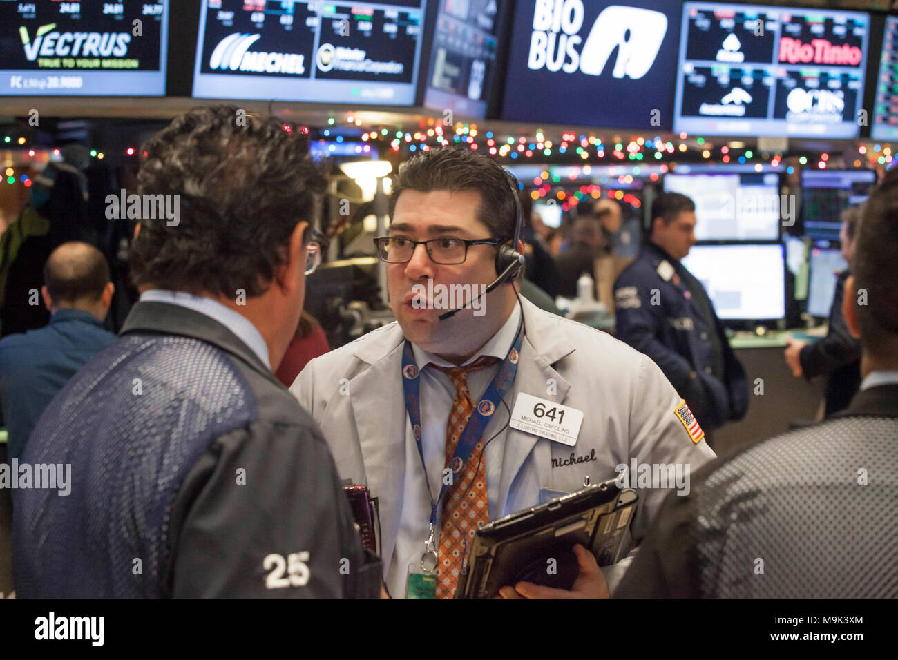 A trader on the New York Stock Exchange trading floor Stock Photo - Alamy
