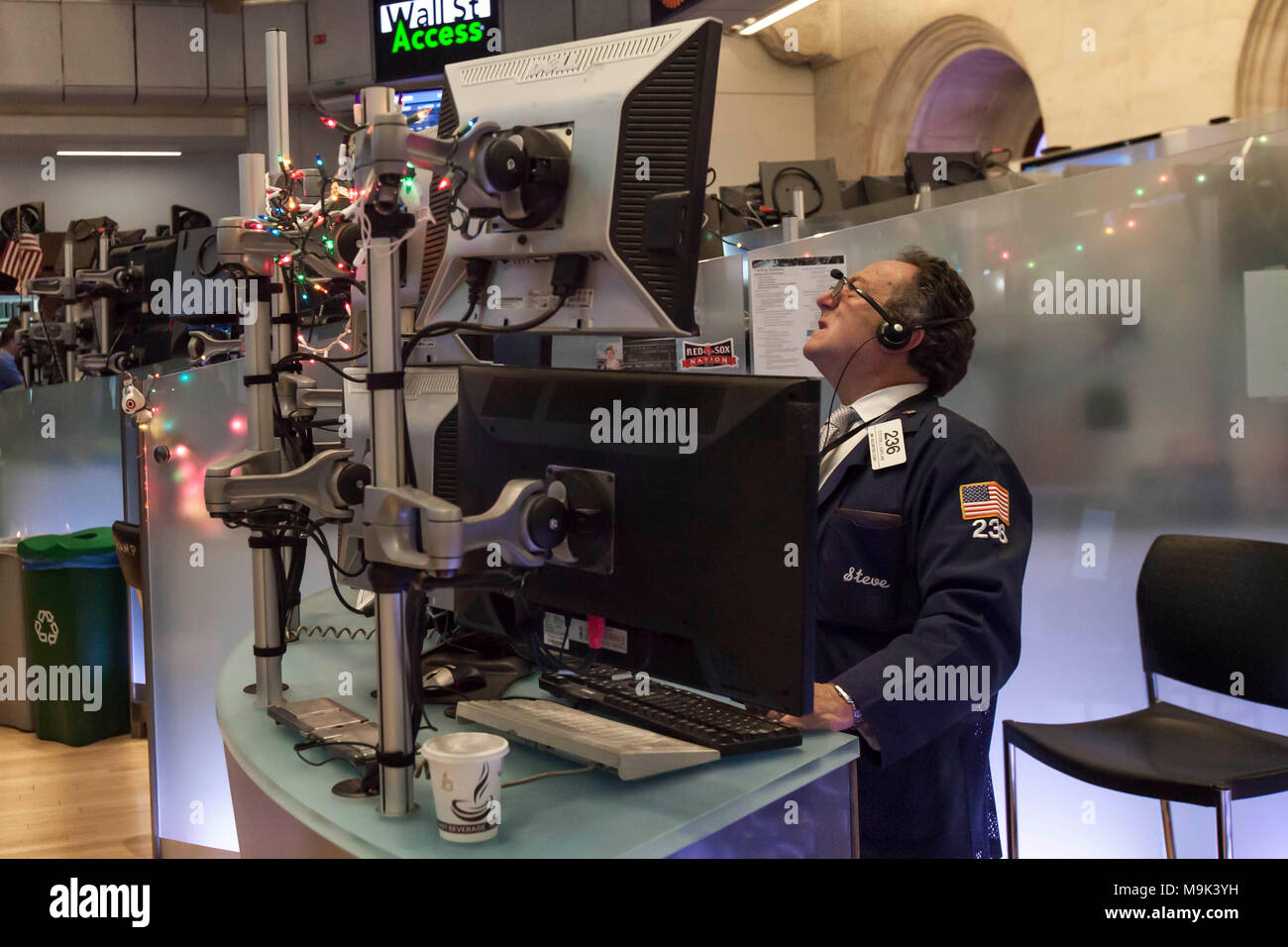 Traders on the New York Stock Exchange trading floor Stock Photo - Alamy