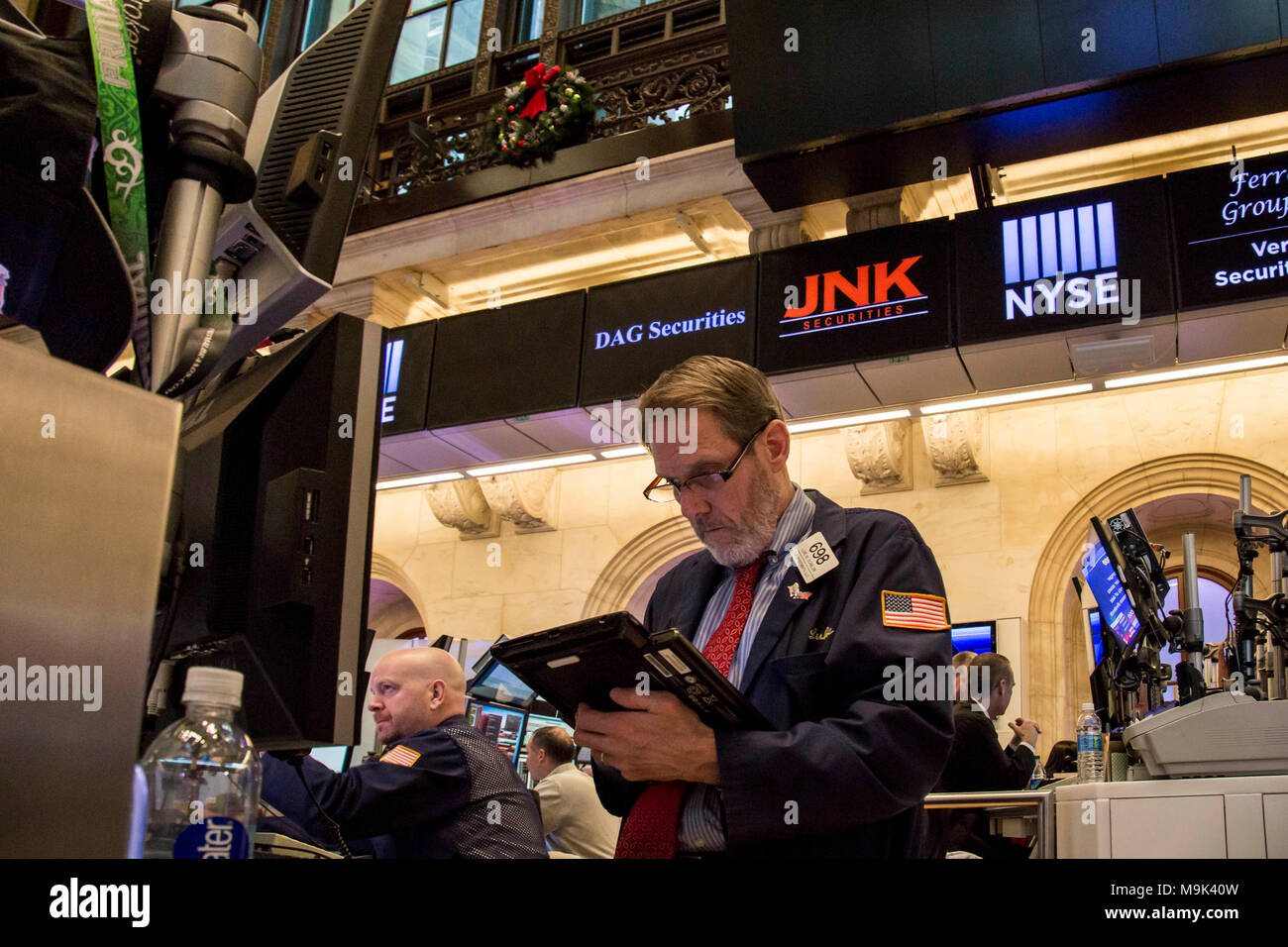 Traders on the New York Stock Exchange trading floor Stock Photo - Alamy