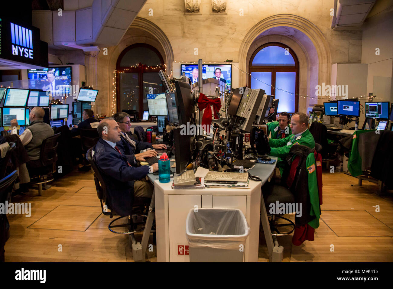 Traders on the New York Stock Exchange trading floor Stock Photo - Alamy