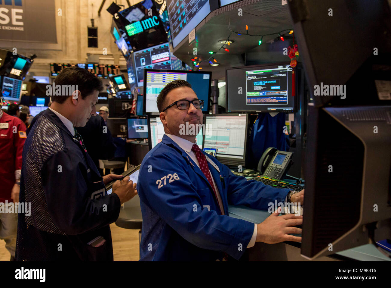 New york stock exchange floor traders hi-res stock photography and ...