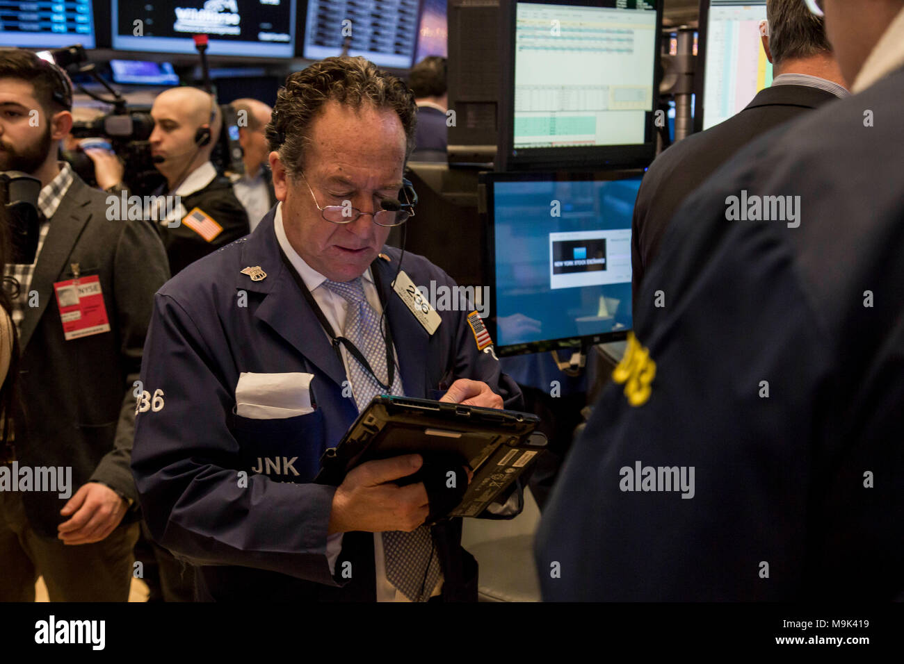 Traders on the New York Stock Exchange trading floor Stock Photo - Alamy