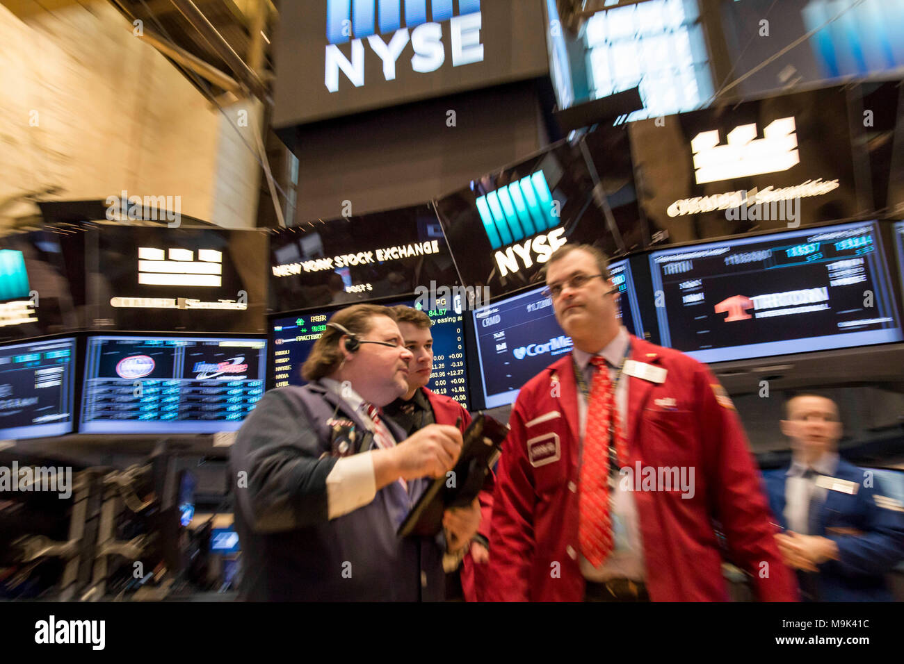 Nyse traders computer hi-res stock photography and images - Alamy