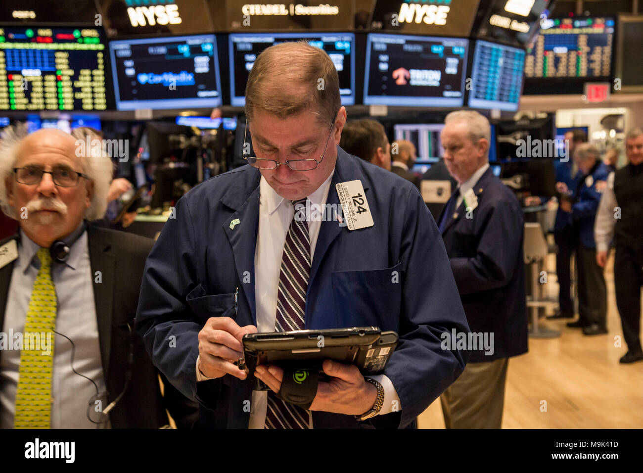 Traders on the New York Stock Exchange trading floor Stock Photo - Alamy