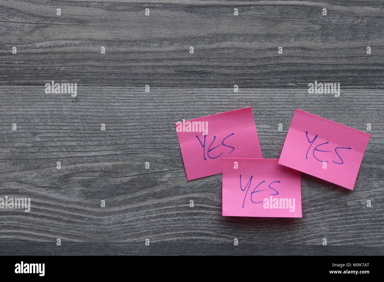 Post it notes, yes or no, choices, decisions, actions on grey plank ...