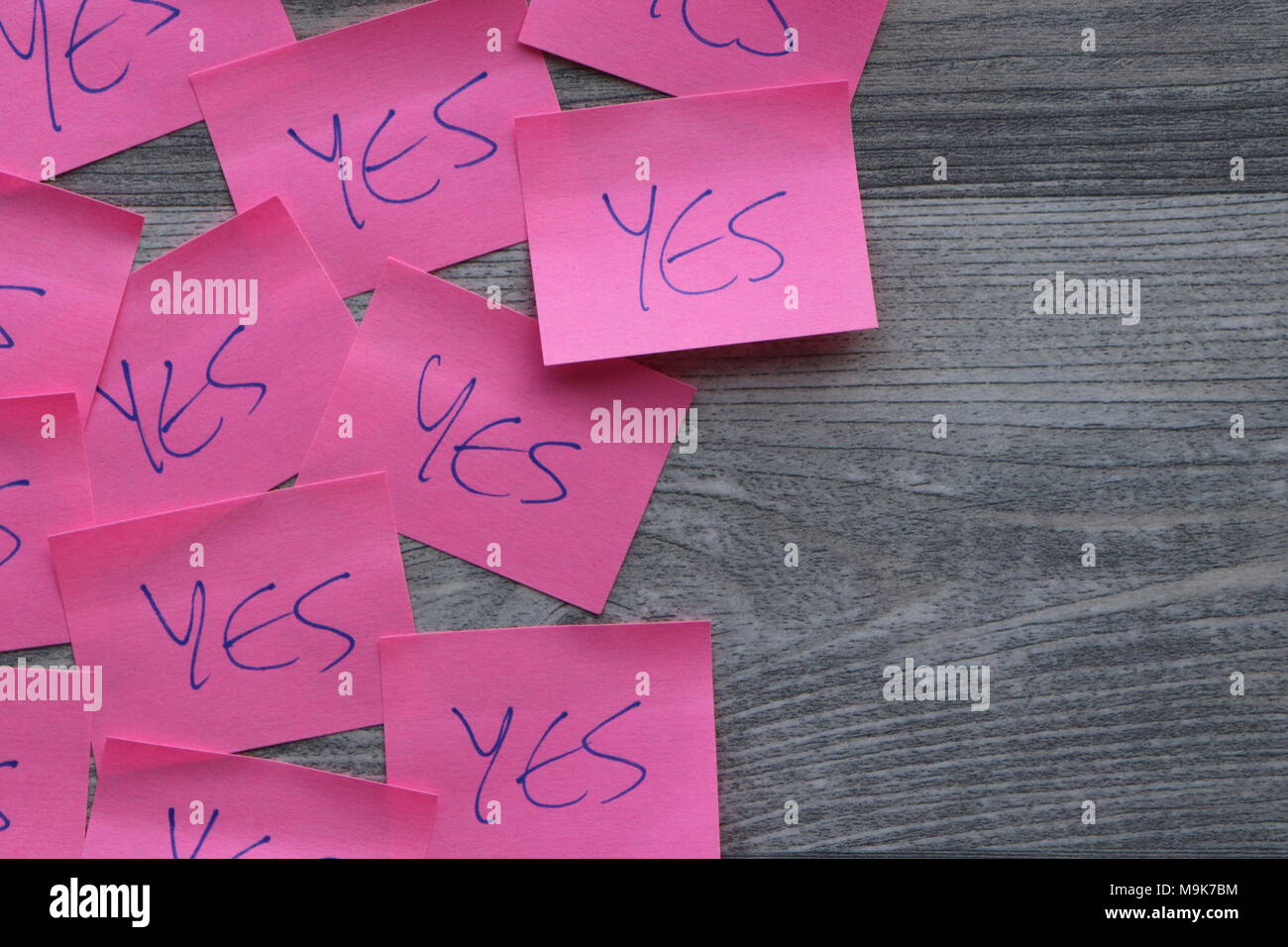 Post it notes, yes or no, choices, decisions, actions on grey plank ...