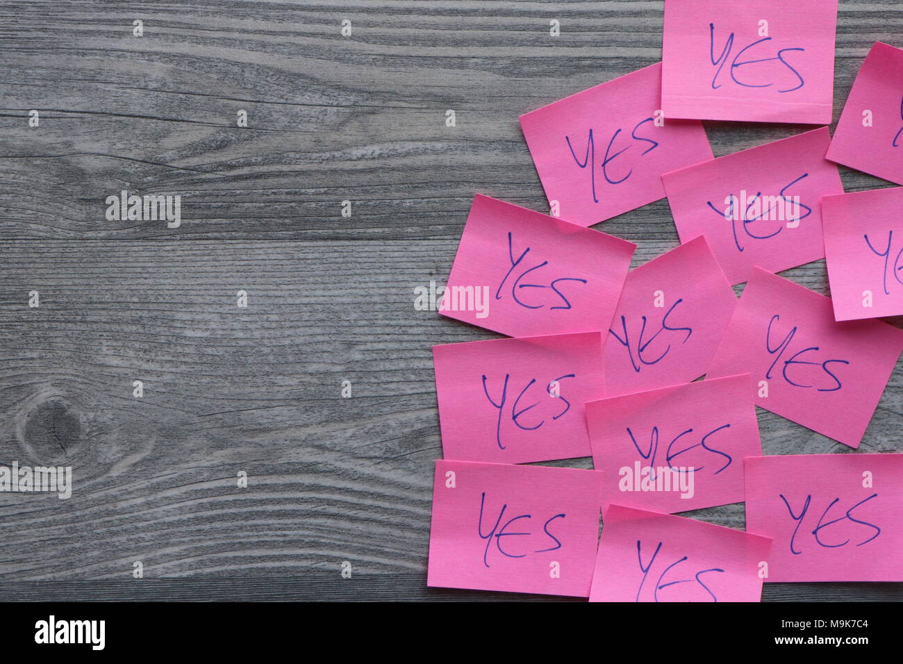 Post it notes, yes or no, choices, decisions, actions on grey plank ...