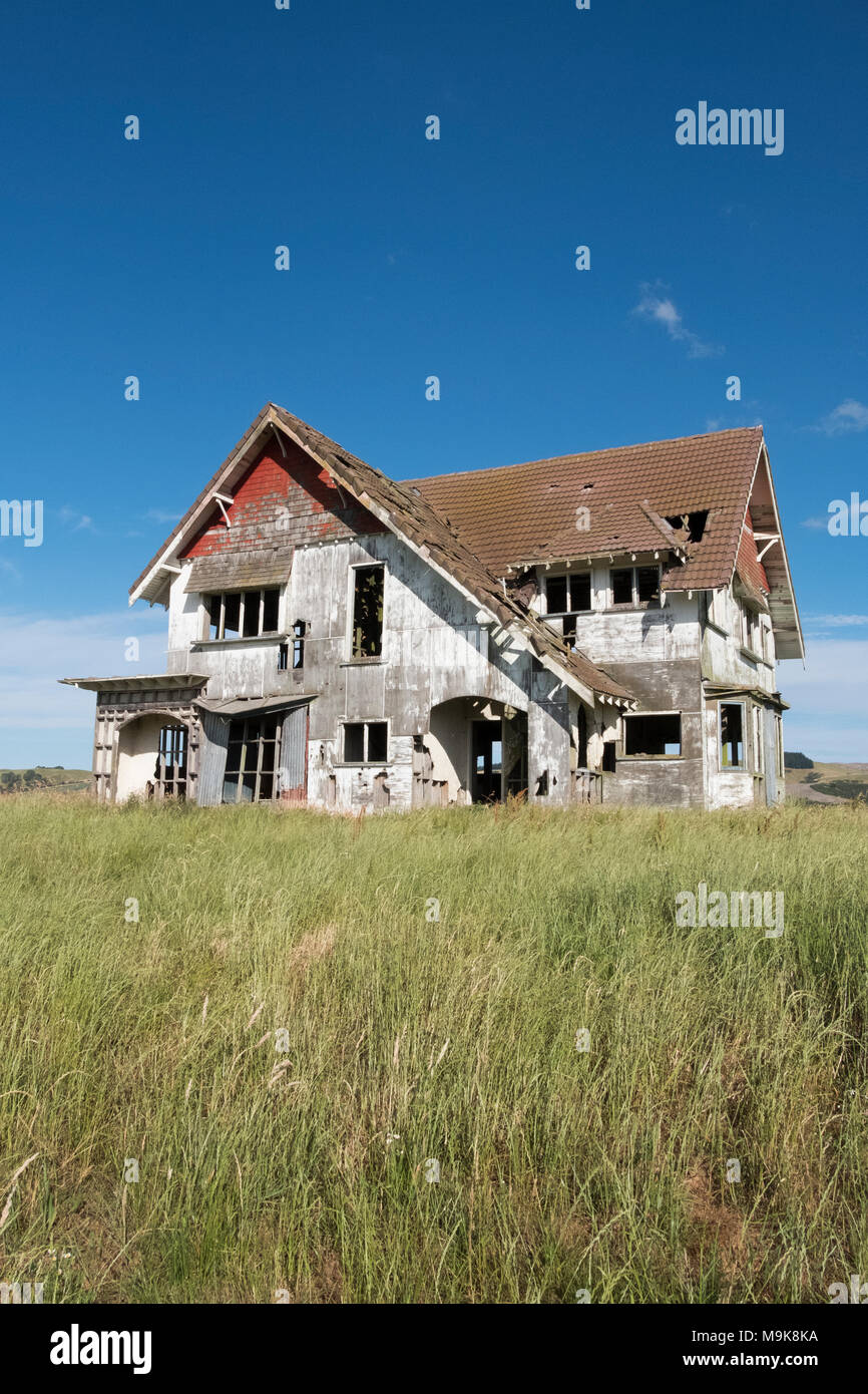 abandoned derelict house on a hill in New Zealand Stock Photo - Alamy