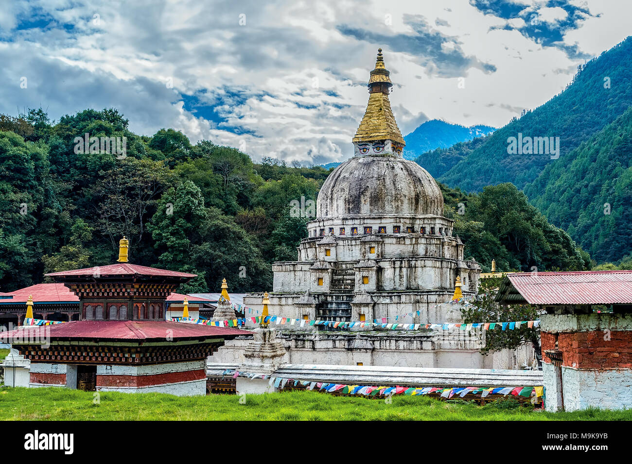 Buddhist chorten with prayer flags hi-res stock photography and images ...