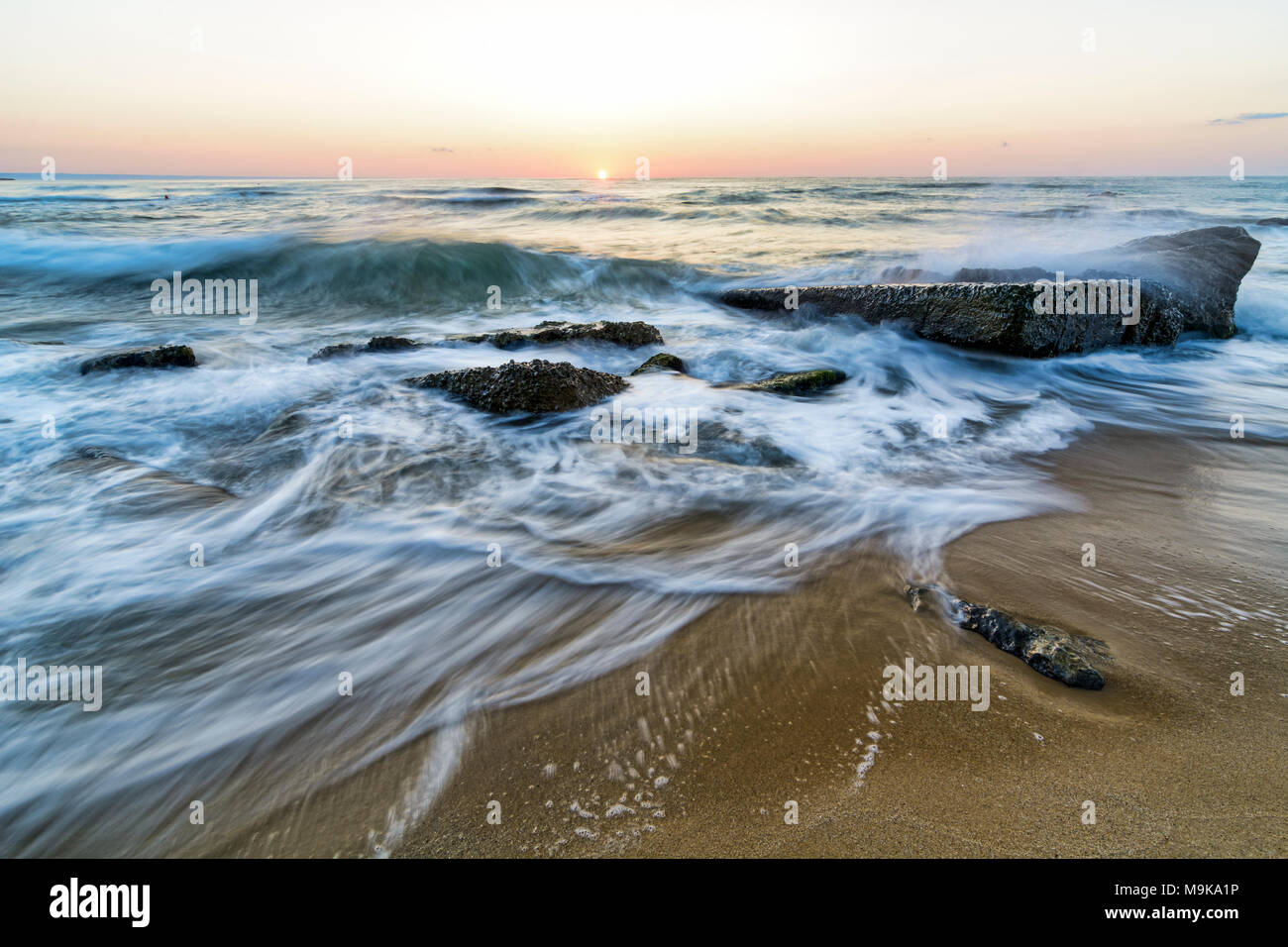 Splashing against rock hi-res stock photography and images - Alamy