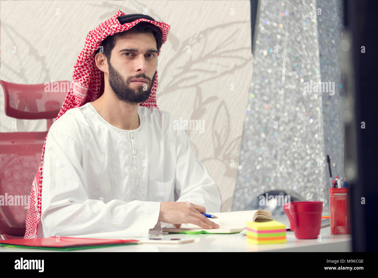 Saudi arab man computer office hi-res stock photography and images - Alamy