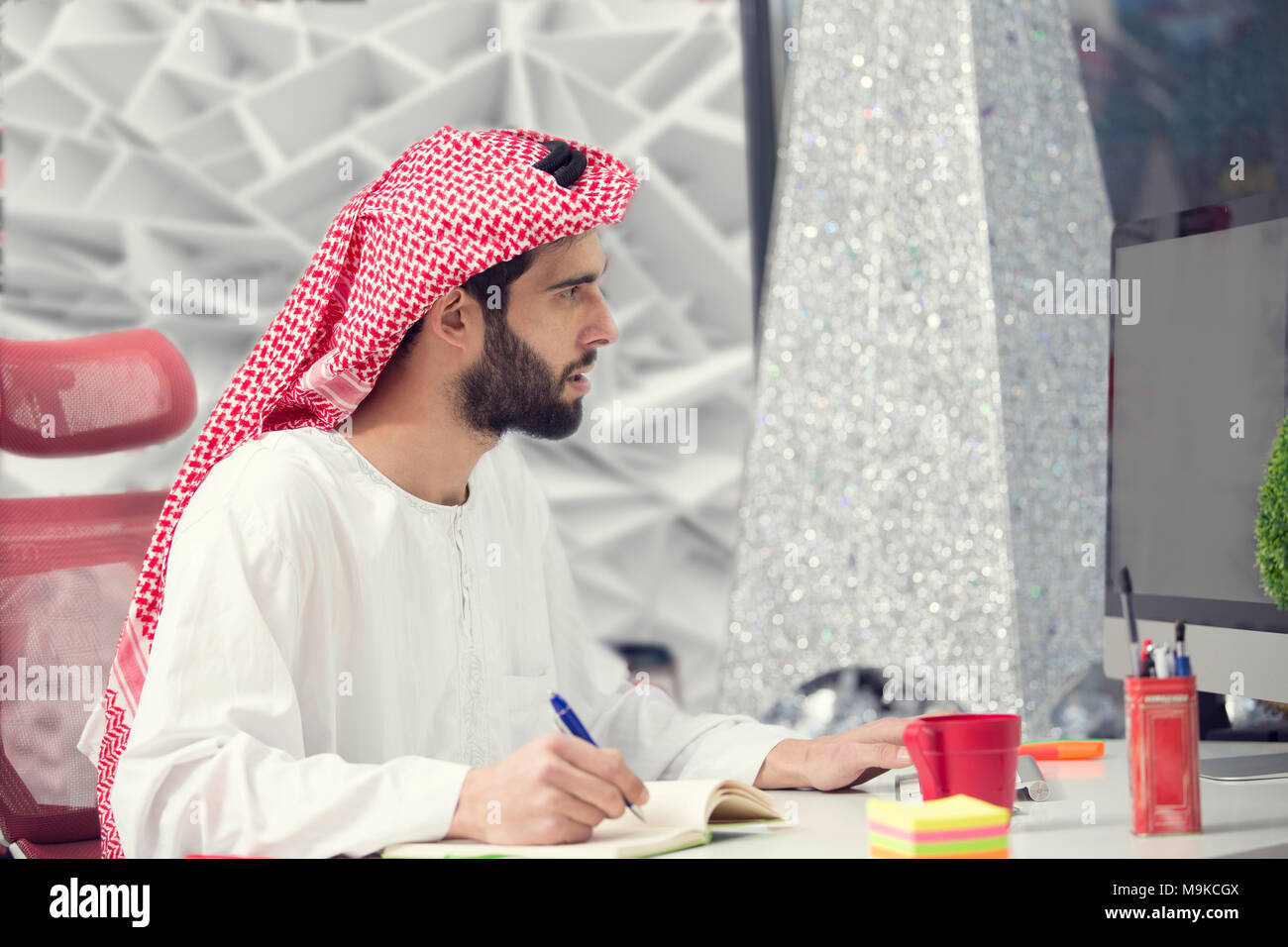 Saudi arab man computer office hi-res stock photography and images - Alamy