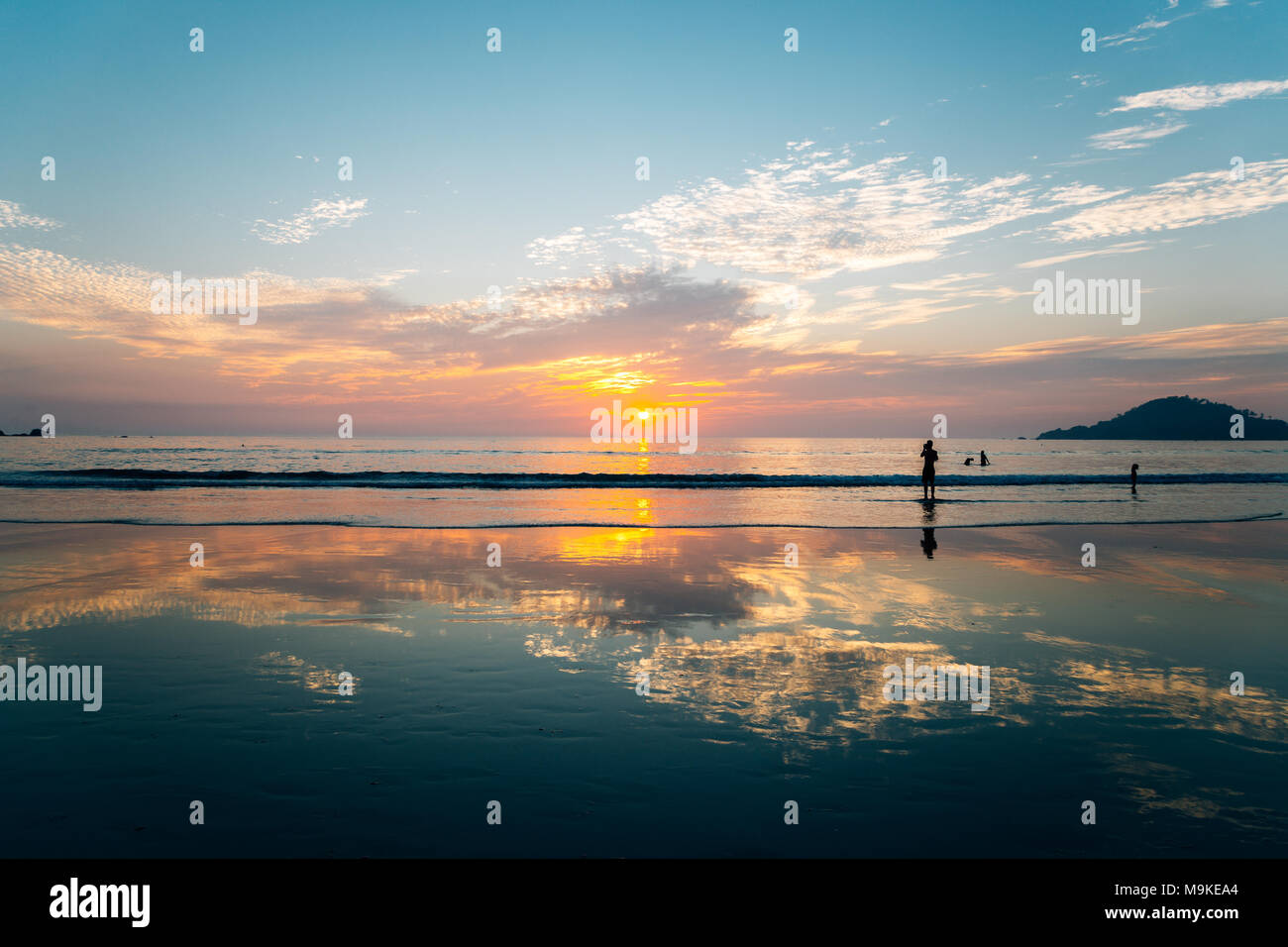Water sky cloud scene goa india hi-res stock photography and images - Alamy
