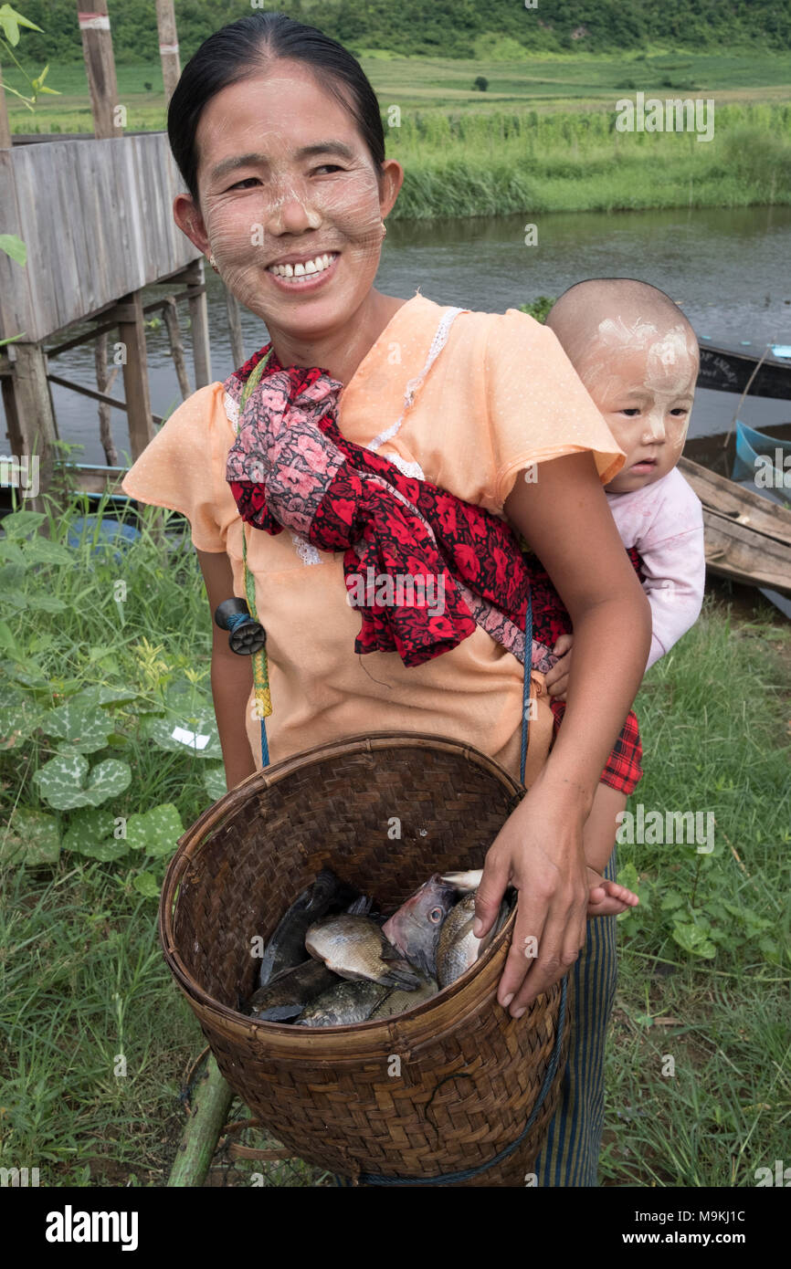 Baby fish hi-res stock photography and images - Alamy