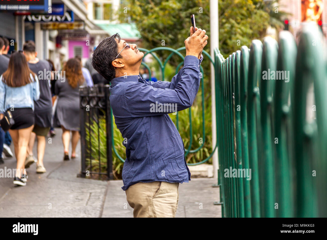 Asian tourist taking photographs hi-res stock photography and images ...