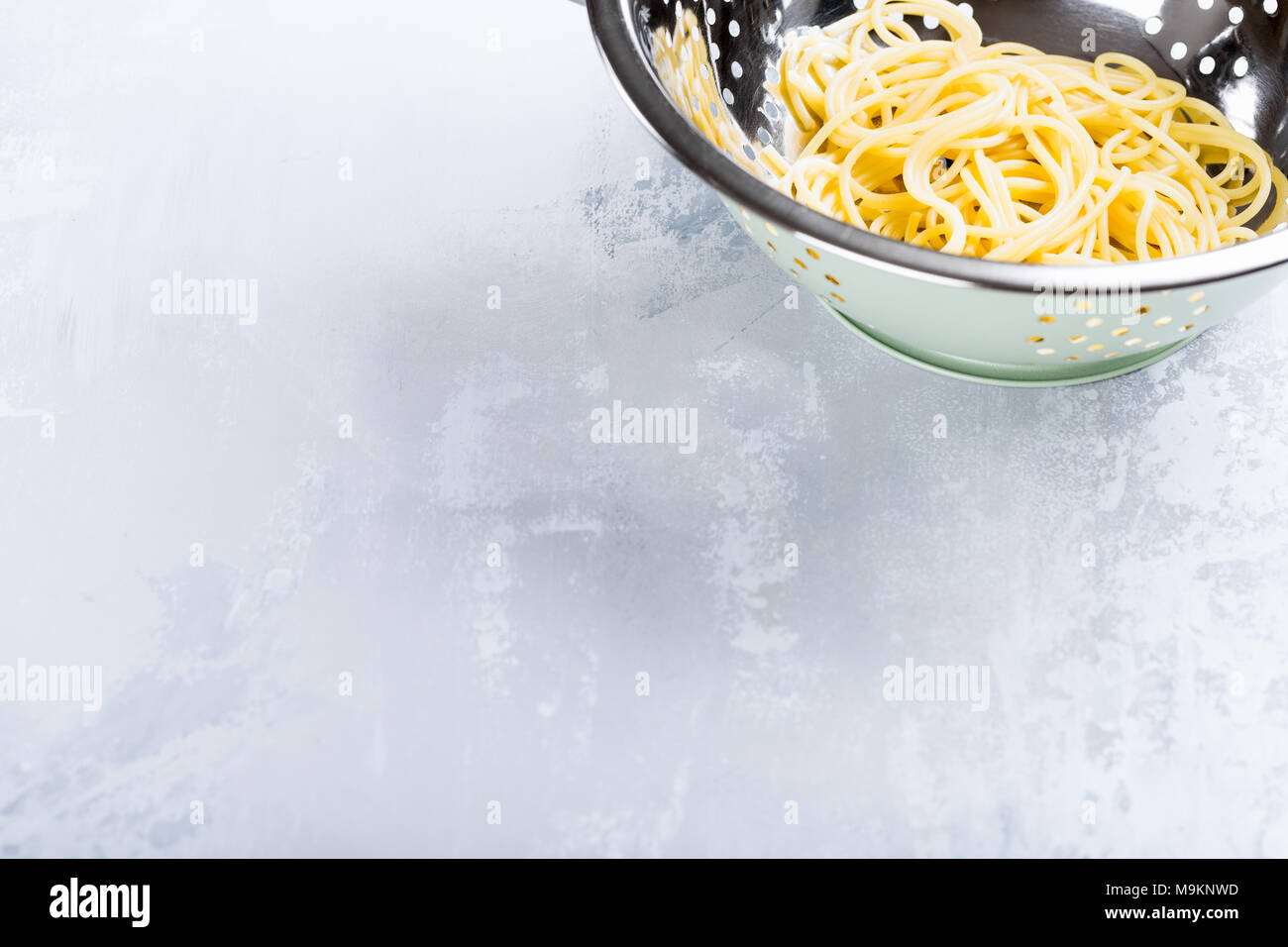 Fresh cooked spaghetti in stainless strainer Stock Photo - Alamy