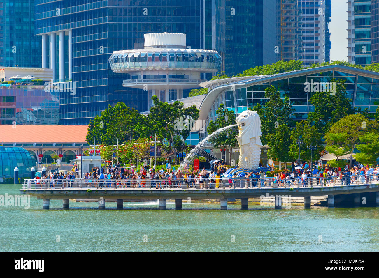 SINGAPORE - JANUARY 15, 2107: The Merlion fountain spouts water in ...