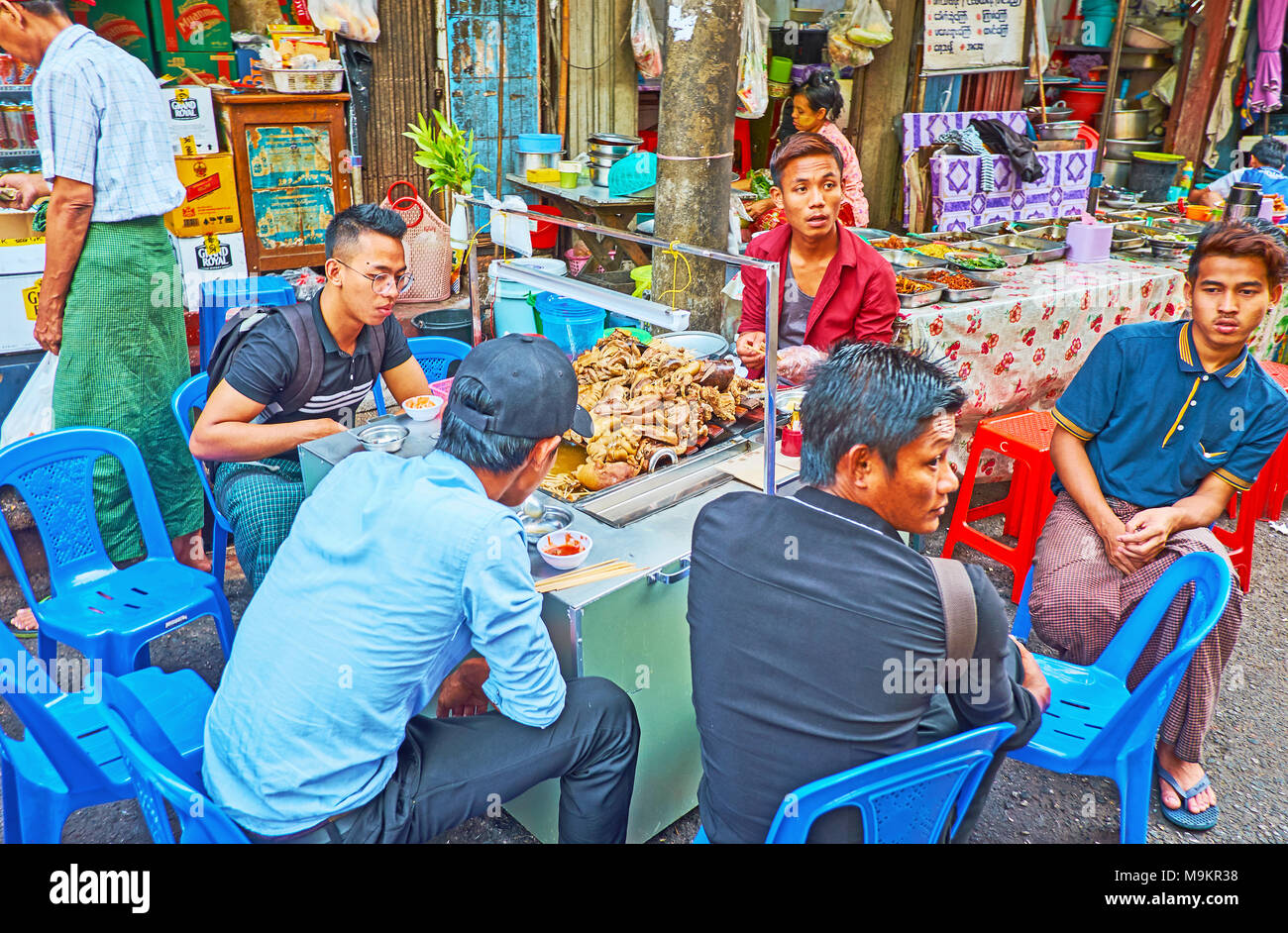 People sit eat food stall hi-res stock photography and images - Alamy