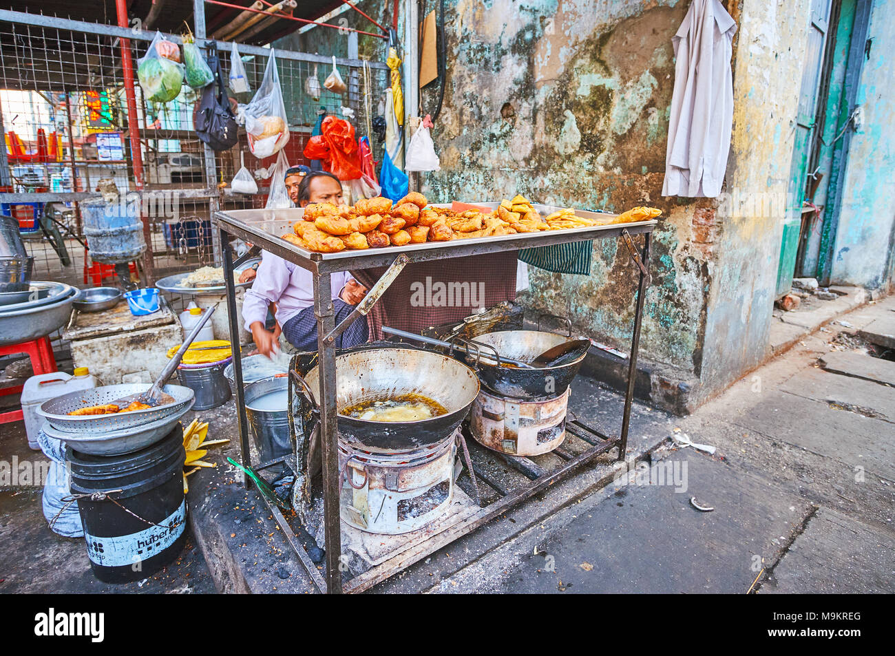Samosa stall hi-res stock photography and images - Alamy