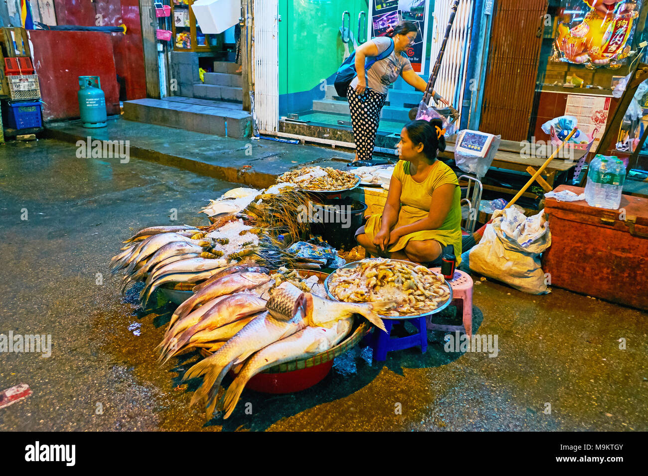 Fish market in yangon hi-res stock photography and images - Alamy