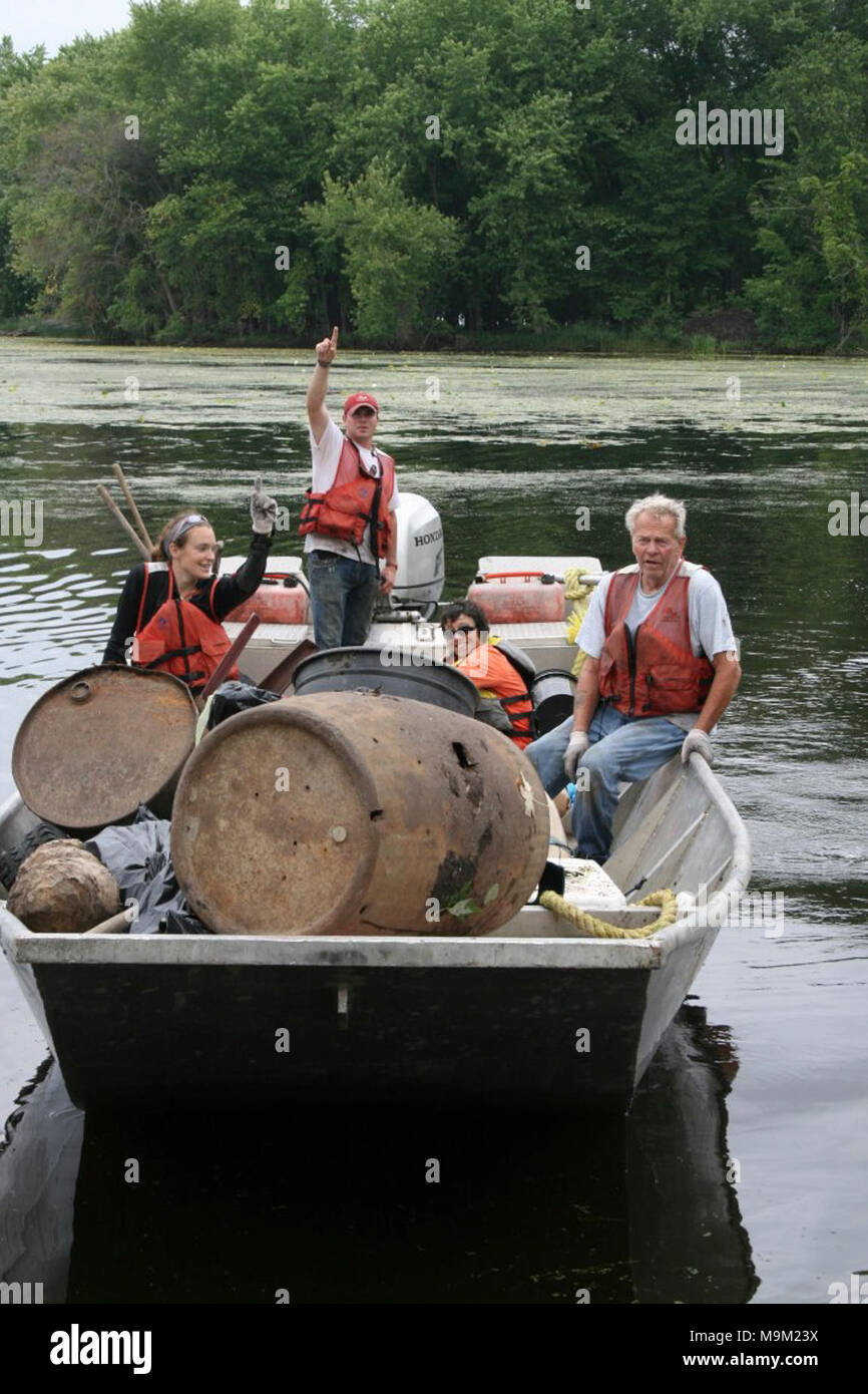 Chad pregracke and volunteers hi-res stock photography and images - Alamy