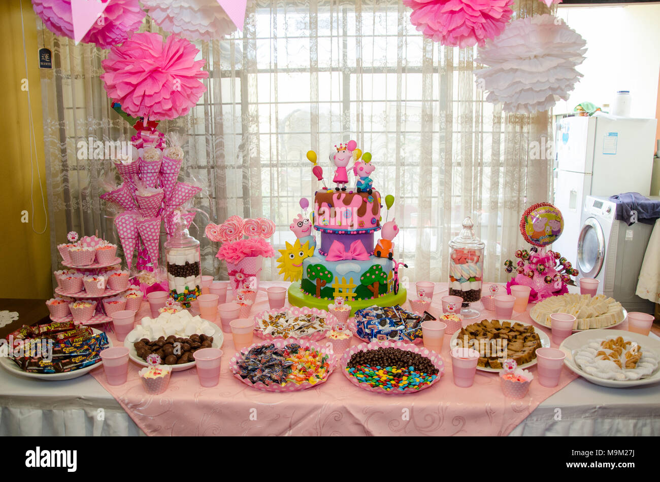 Boy girl happy sweets hi-res stock photography and images - Alamy