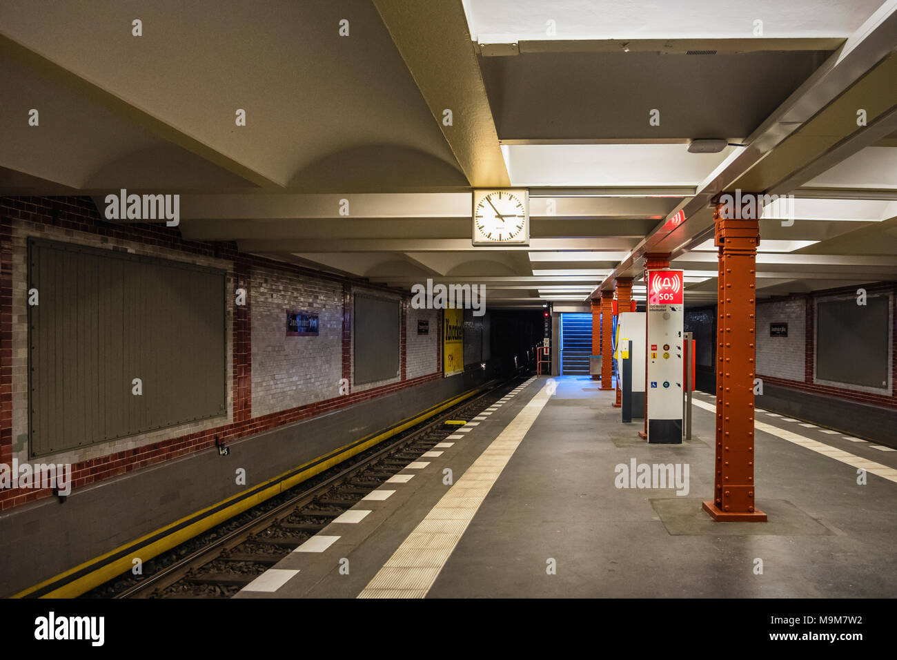 Berlin Schöneberg. Innsbrucker Platz U-bahn railway station interior ...