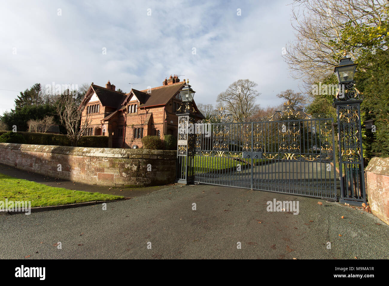 Village of Aldford, England. Picturesque view of the Aldford gated ...