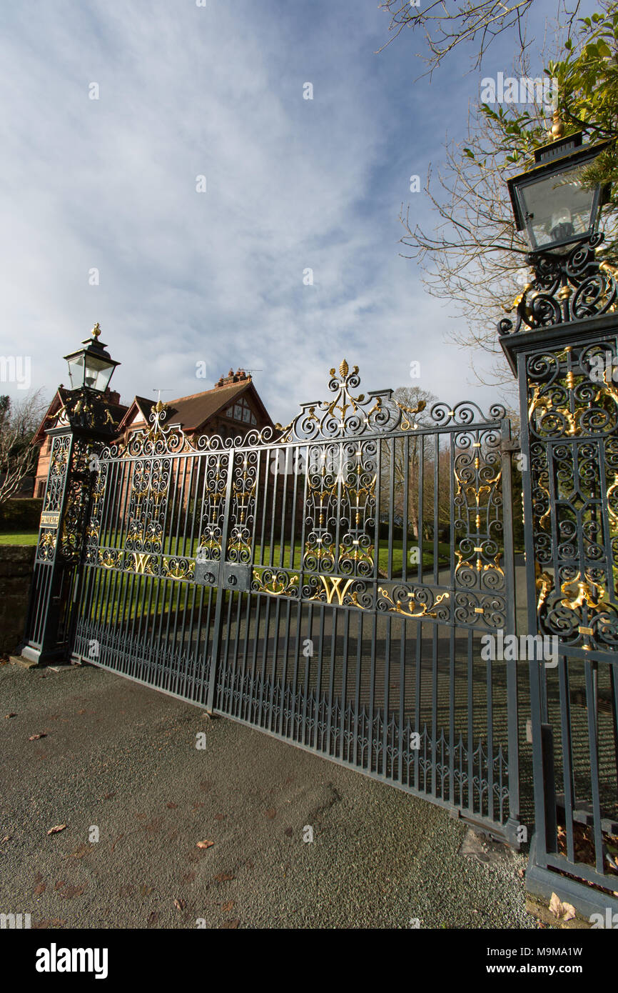 Village of Aldford, England. Picturesque view of the Aldford gated ...